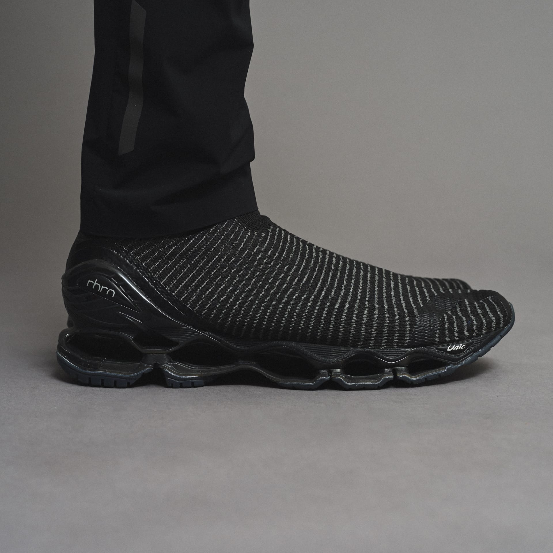 ミズノからスポーツウェアシリーズ「rhrn」が登場 機能追求から生まれた現代的なフォルムが特徴 | AXIS Web | デザインの視点で ...