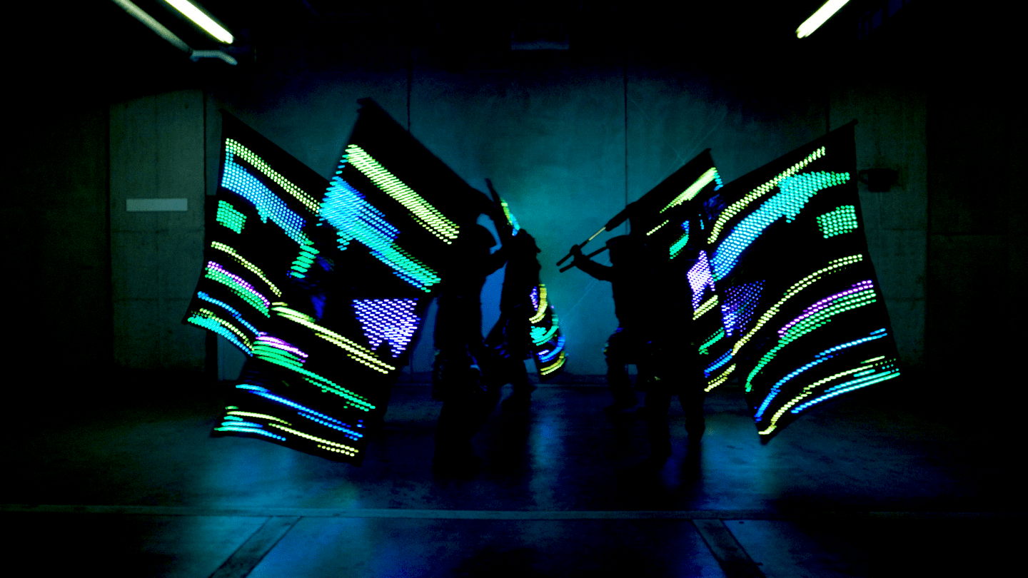 クリエイティブカンパニー mplusplus ディスプレイのように制御可能な旗「LED VISION FLAG」を発表 | AXIS Web | デザインの視点で、人間の可能性や創造性を伝えるメディア