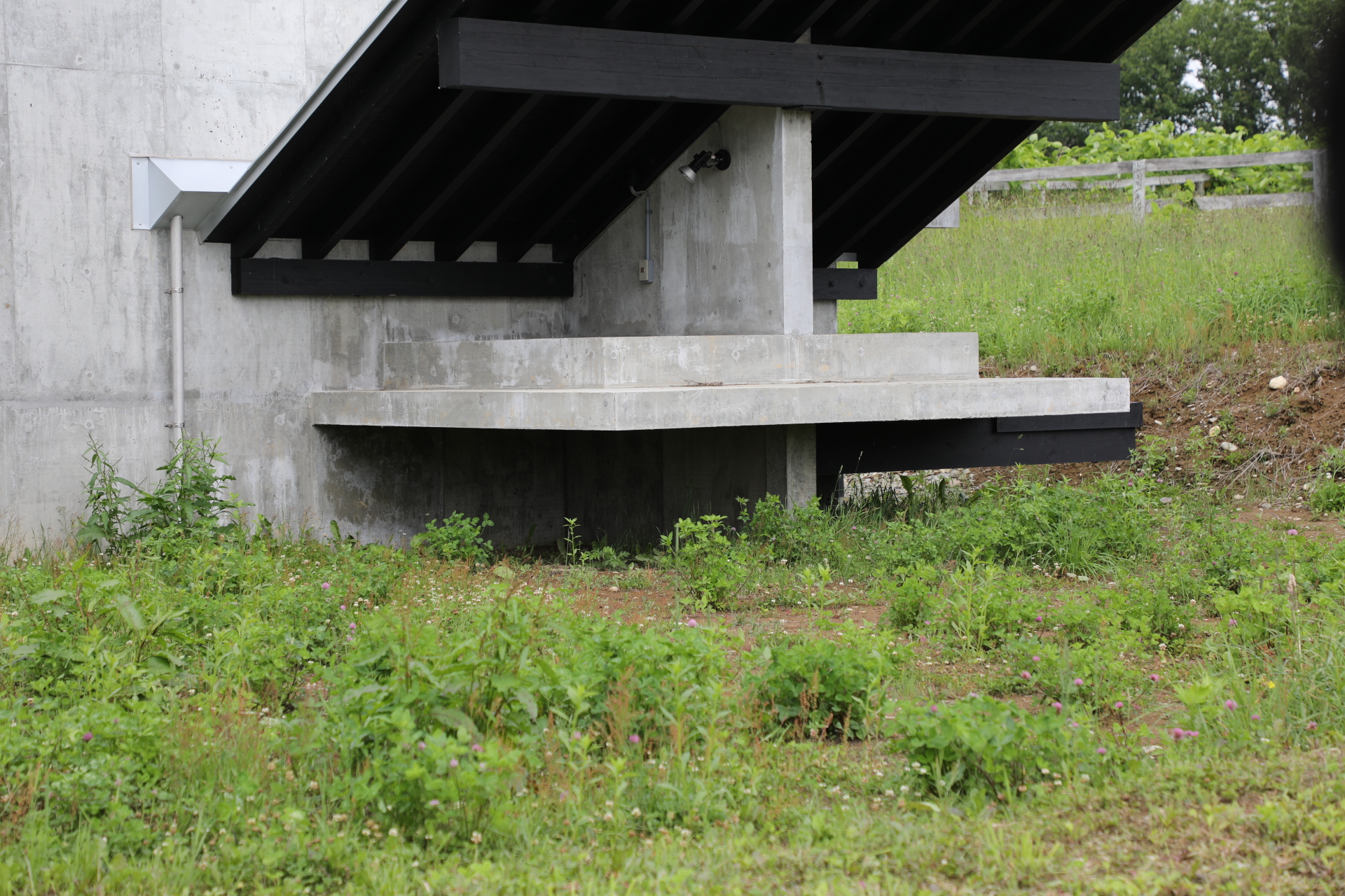 北海道「MEMU EARTH HOTEL」の新しい宿泊施設 厳しい寒さを楽しむ家「INVERTED HOUSE」がオープン | AXIS ...