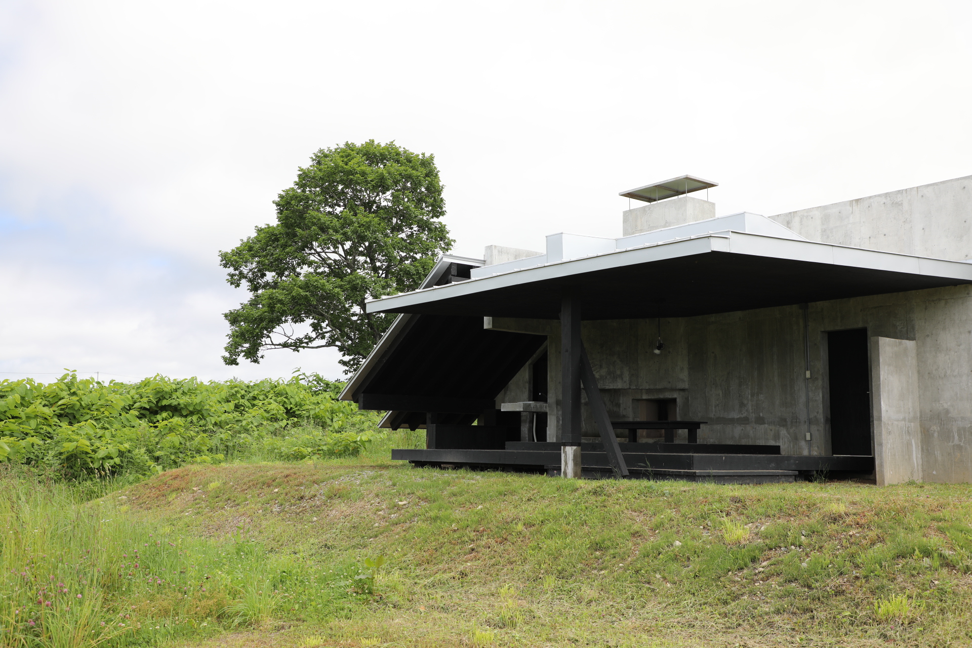 北海道「MEMU EARTH HOTEL」の新しい宿泊施設 厳しい寒さを楽しむ家「INVERTED HOUSE」がオープン | AXIS ...