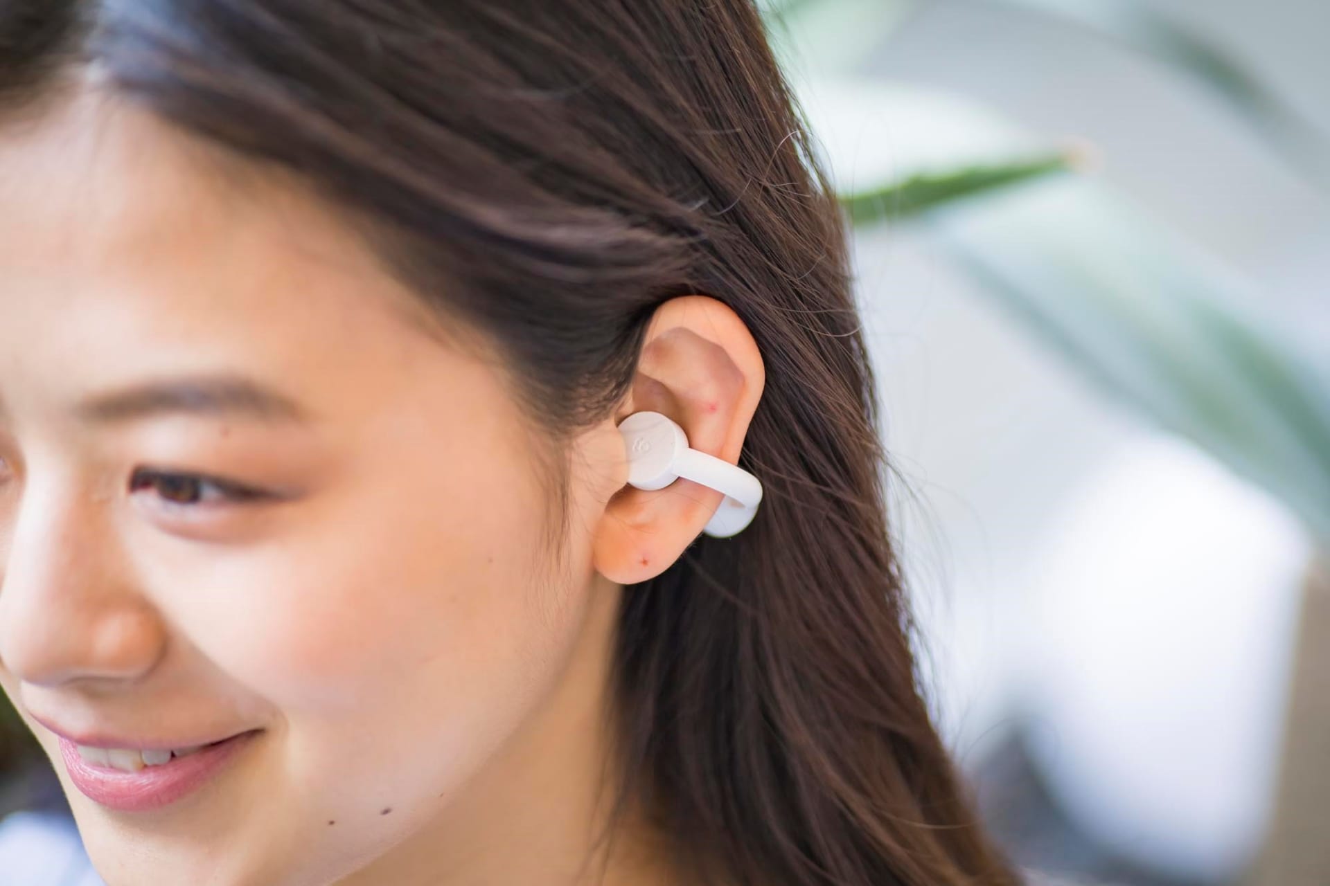 世界初、完全ワイヤレス骨伝導イヤホン 「earsopen® PEACE 聴覚補助モデル/音楽モデル」が登場 | AXIS Web | デザインの視点で、人間の可能性や創造性を伝えるメディア