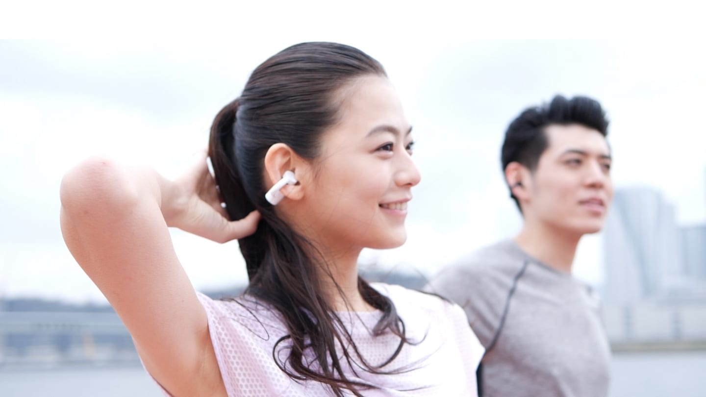 世界初、完全ワイヤレス骨伝導イヤホン 「earsopen® PEACE 聴覚補助モデル/音楽モデル」が登場 | AXIS Web | デザインの視点で、人間の可能性や創造性を伝えるメディア