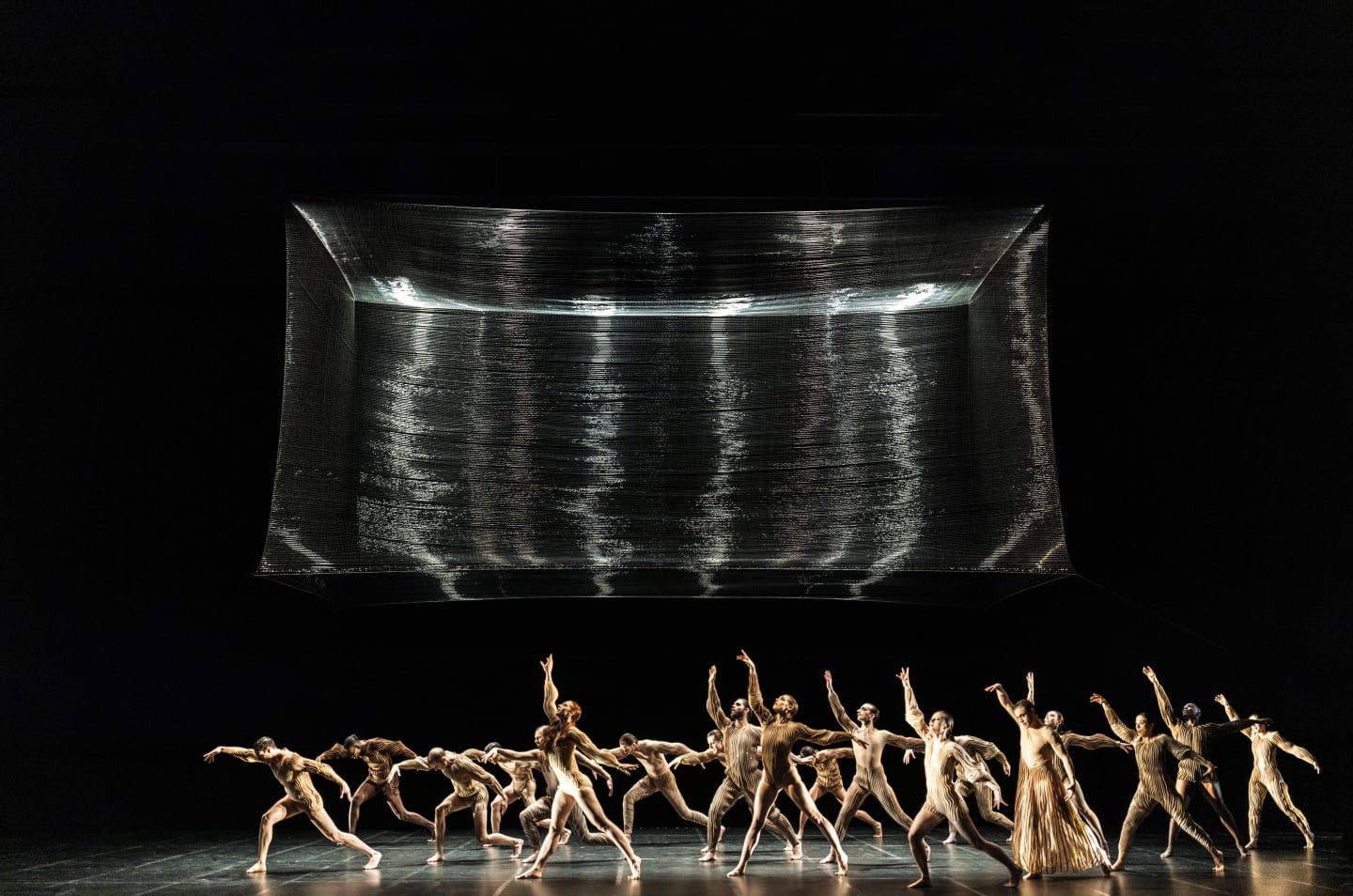 世界最古のオペラ作品のためにつくった Studio Driftによるキネティックアート作品「Ego」 | AXIS Web | デザインの視点で、人間の可能性や創造性を伝えるメディア