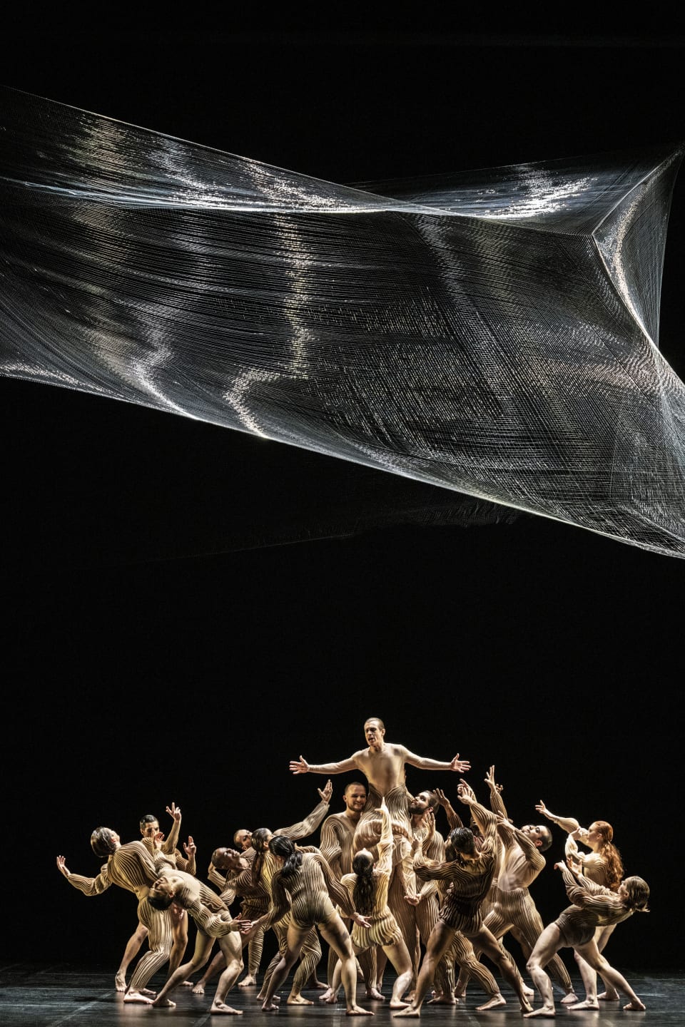 世界最古のオペラ作品のためにつくった Studio Driftによるキネティックアート作品「Ego」 | AXIS Web | デザインの視点で、人間の可能性や創造性を伝えるメディア