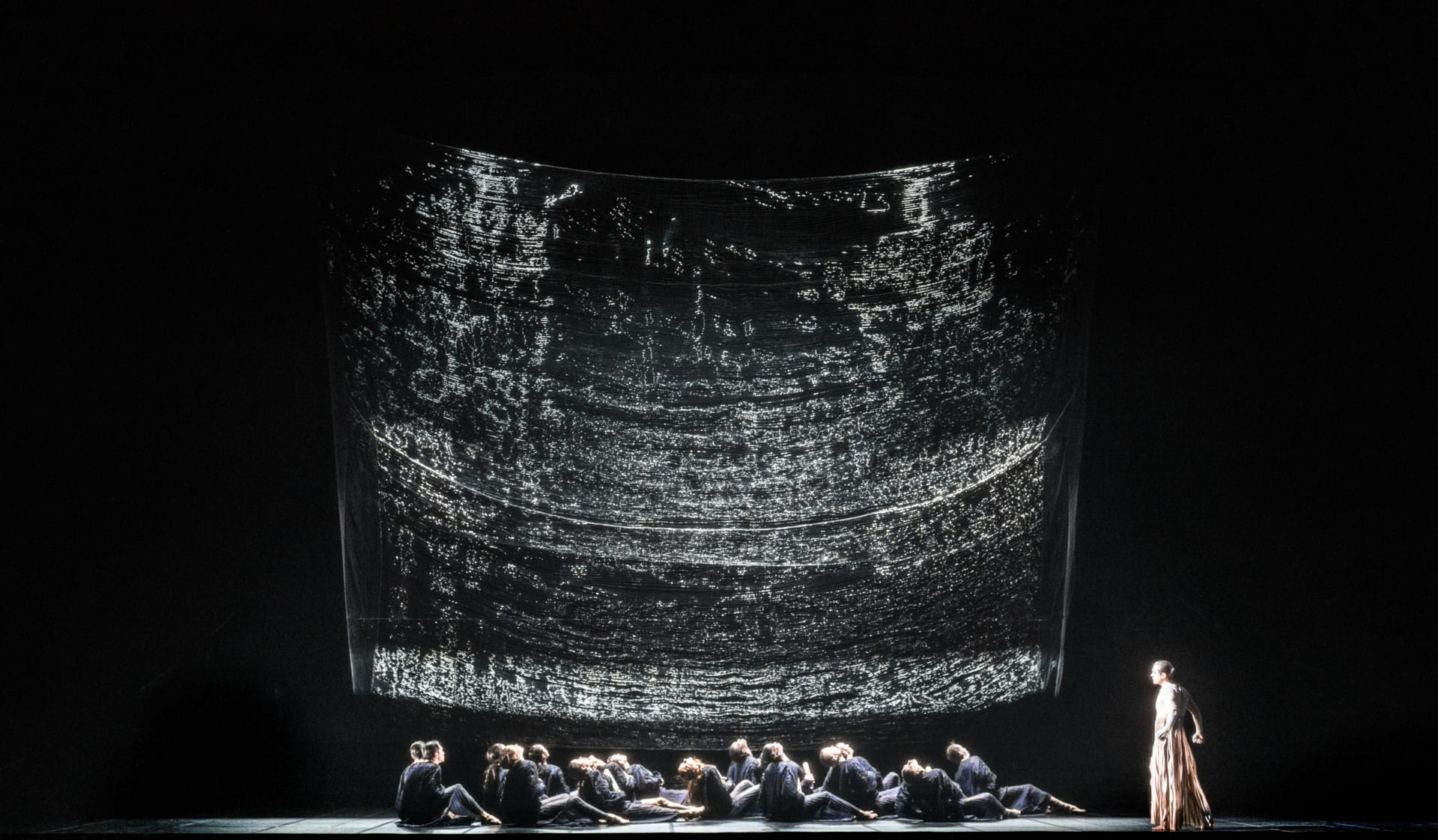 世界最古のオペラ作品のためにつくった Studio Driftによるキネティックアート作品「Ego」 | AXIS Web | デザインの視点で、人間の可能性や創造性を伝えるメディア