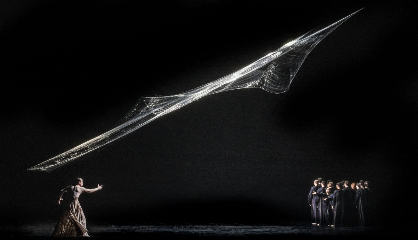 世界最古のオペラ作品のためにつくった Studio Driftによるキネティックアート作品「Ego」 | AXIS Web | デザインの視点で、人間の可能性や創造性を伝えるメディア