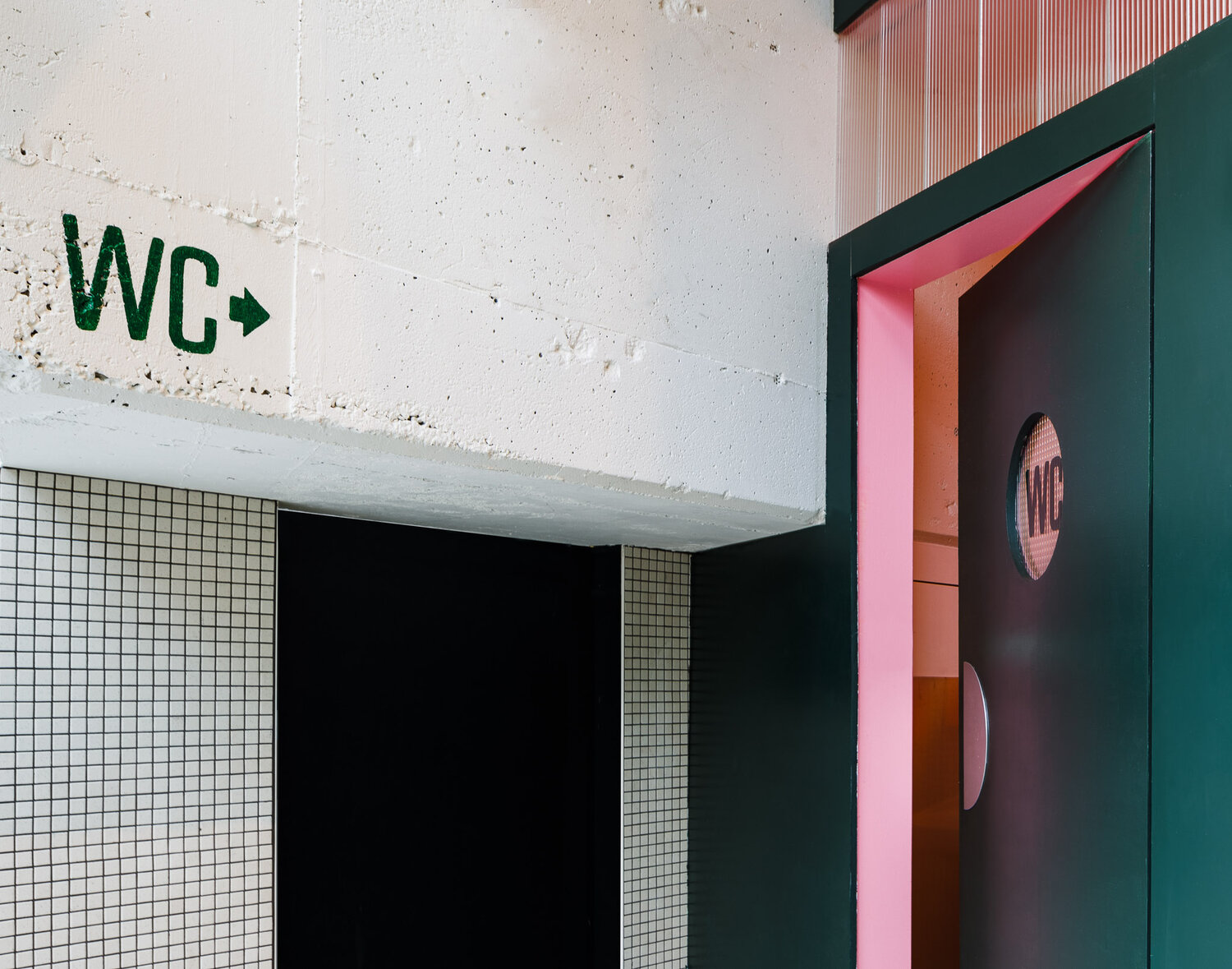 三角形のスペースに美しさと機能性を備えた 店舗「Melk Coffee Bar」のデザインを公開 | AXIS Web | デザインの視点で ...