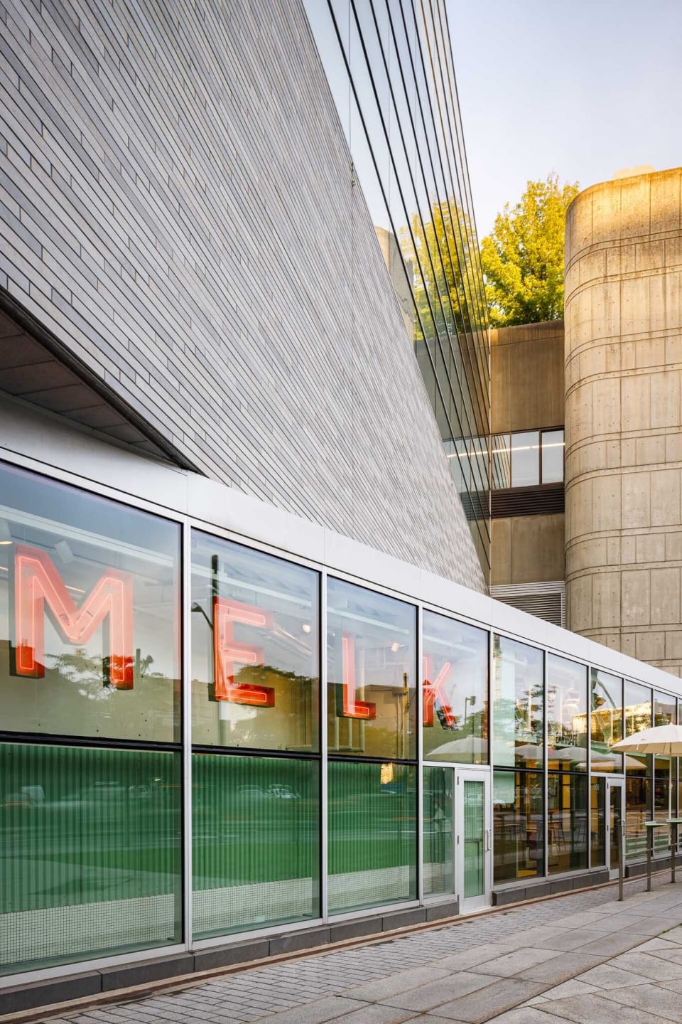 三角形のスペースに美しさと機能性を備えた 店舗「Melk Coffee Bar」のデザインを公開 | AXIS Web | デザインの視点で ...