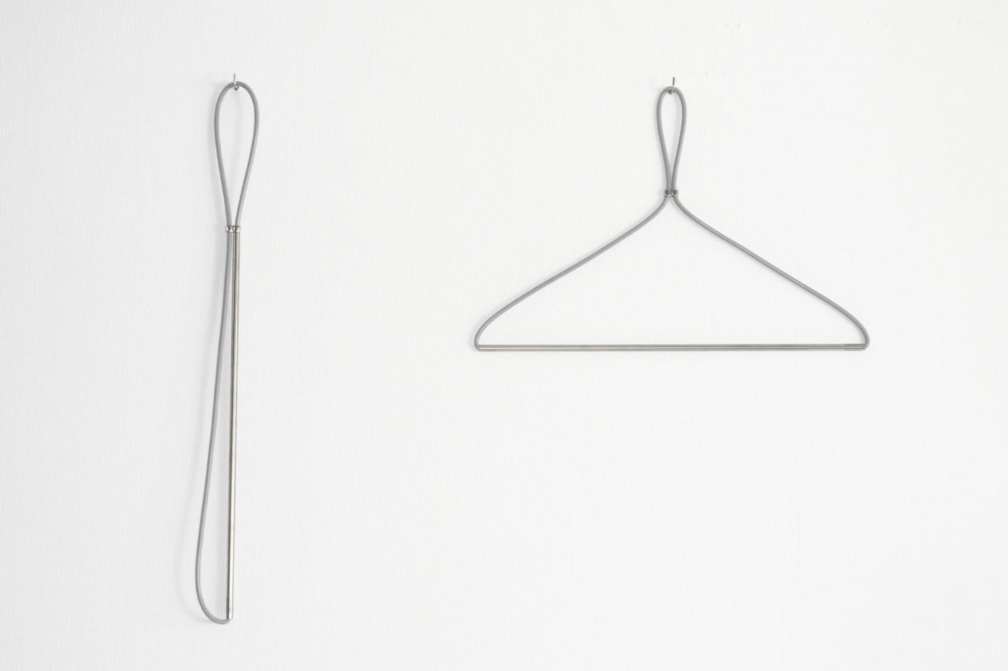 プロダクトブランド「SOGU」が手がけた 服の形に添うハンガー「FORMLESS HANGER」 | AXIS Web | デザインの視点で、人間の可能性や創造性を伝えるメディア