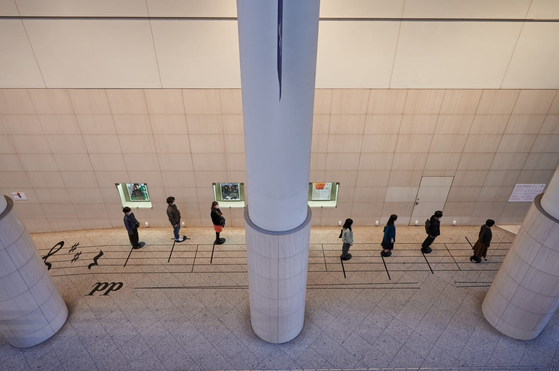 ソーシャルディスタンスを楽しく守れるサイネージ NOSIGNER が手がけた「SOCIAL HARMONY」 | AXIS Web | デザインの視点で、人間の可能性や創造性を伝えるメディア