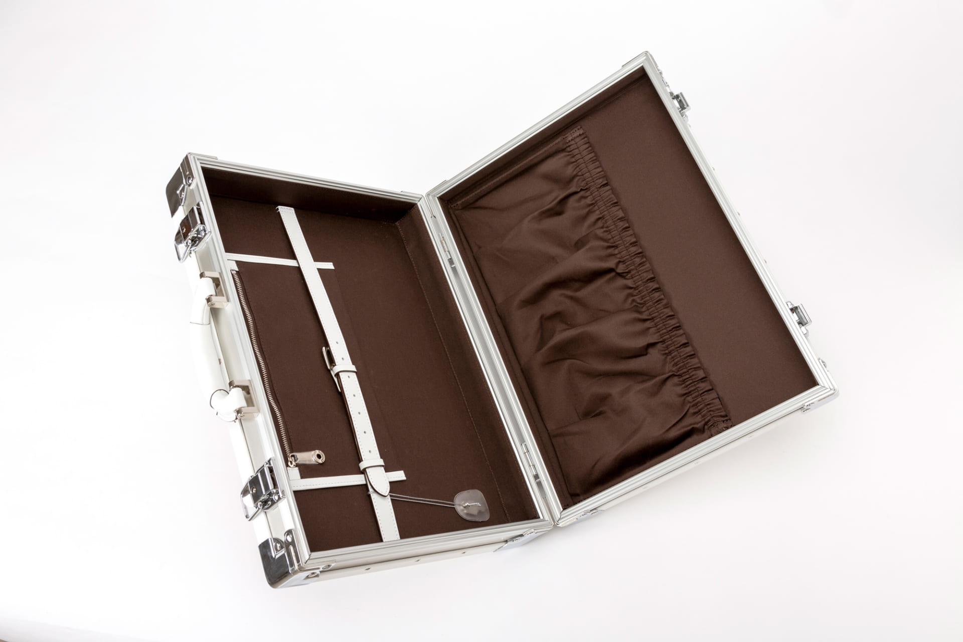 旅行鞄をモチーフにした ホワイトレザーコレクション | AXIS Web | デザインの視点で、人間の可能性や創造性を伝えるメディア