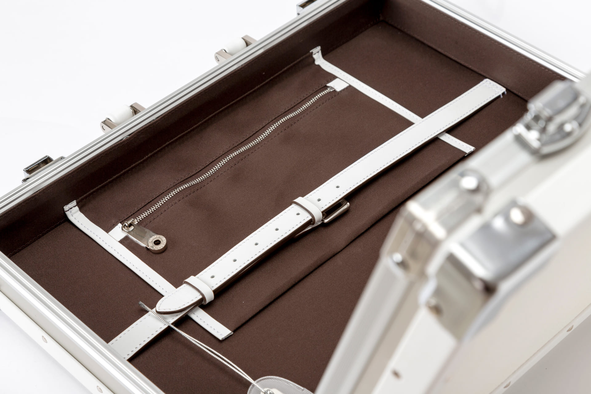 旅行鞄をモチーフにした ホワイトレザーコレクション | AXIS Web | デザインの視点で、人間の可能性や創造性を伝えるメディア