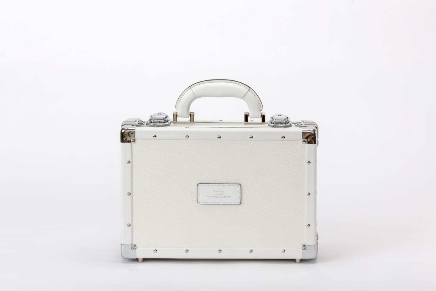 旅行鞄をモチーフにした ホワイトレザーコレクション | AXIS Web | デザインの視点で、人間の可能性や創造性を伝えるメディア