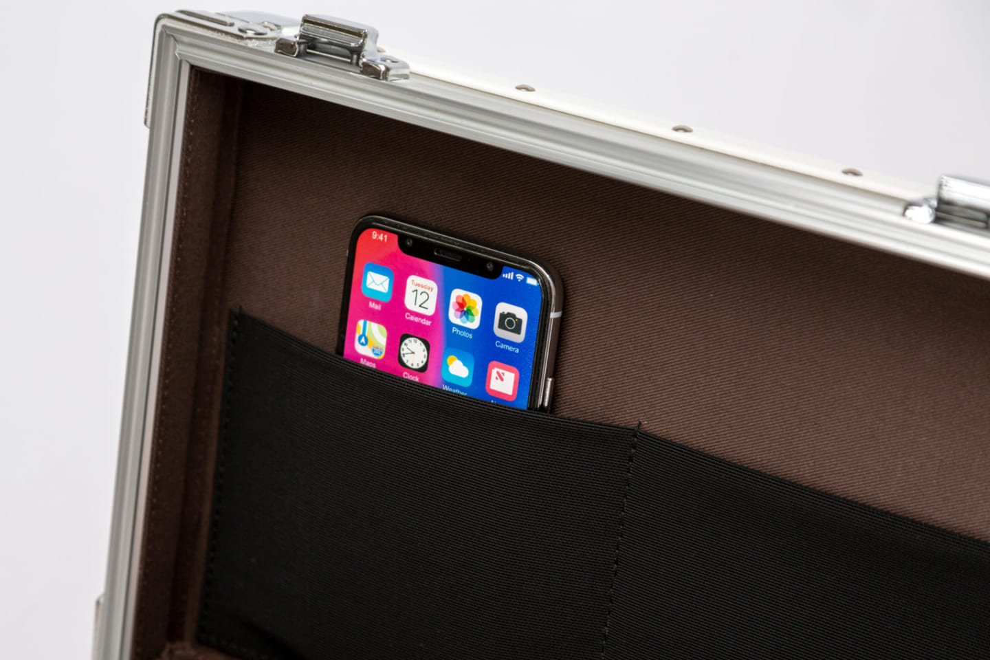 旅行鞄をモチーフにした ホワイトレザーコレクション | AXIS Web | デザインの視点で、人間の可能性や創造性を伝えるメディア