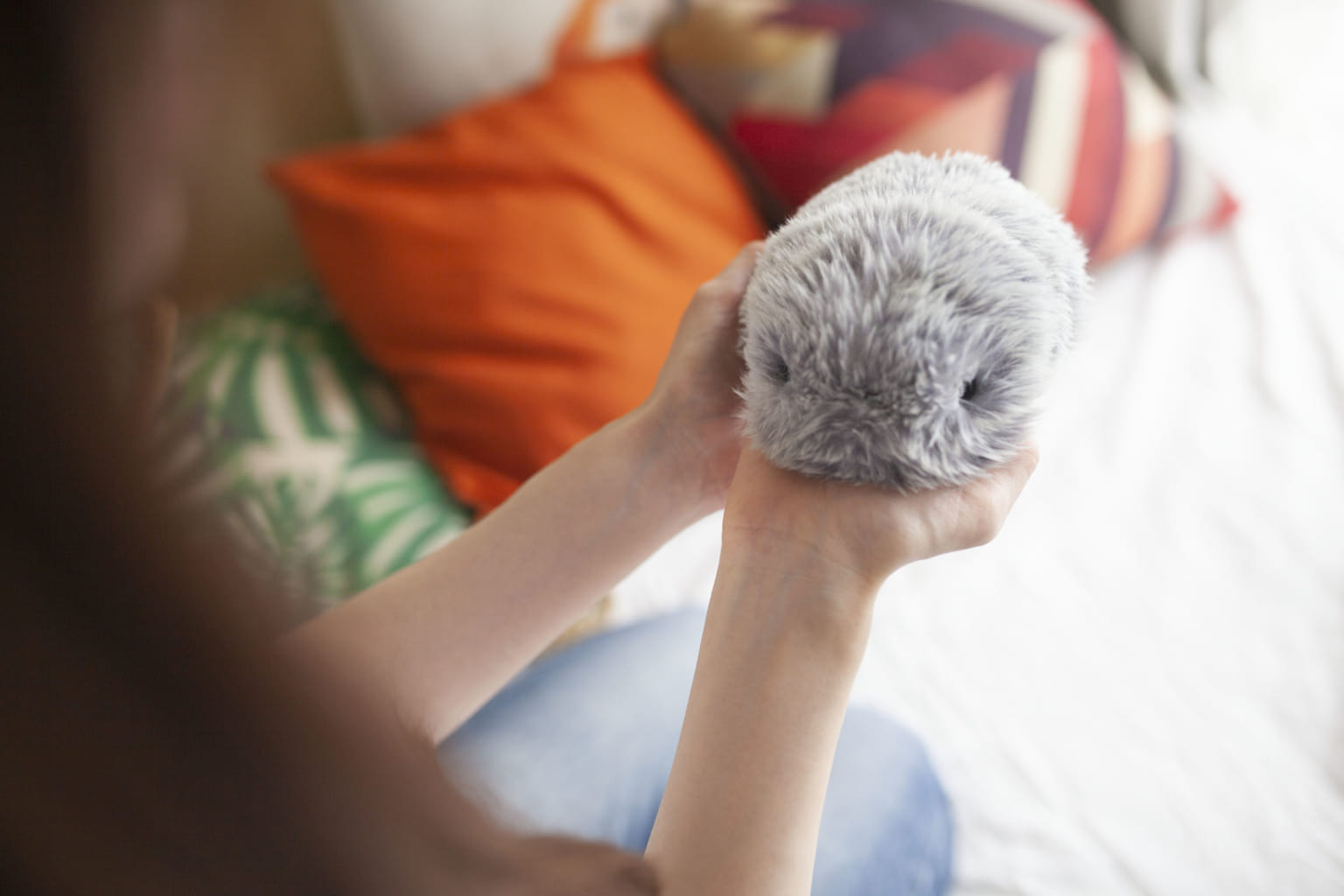 AIで生き物のように育てる ペット型ロボット「MOFLIN」 | AXIS Web | デザインの視点で、人間の可能性や創造性を伝えるメディア