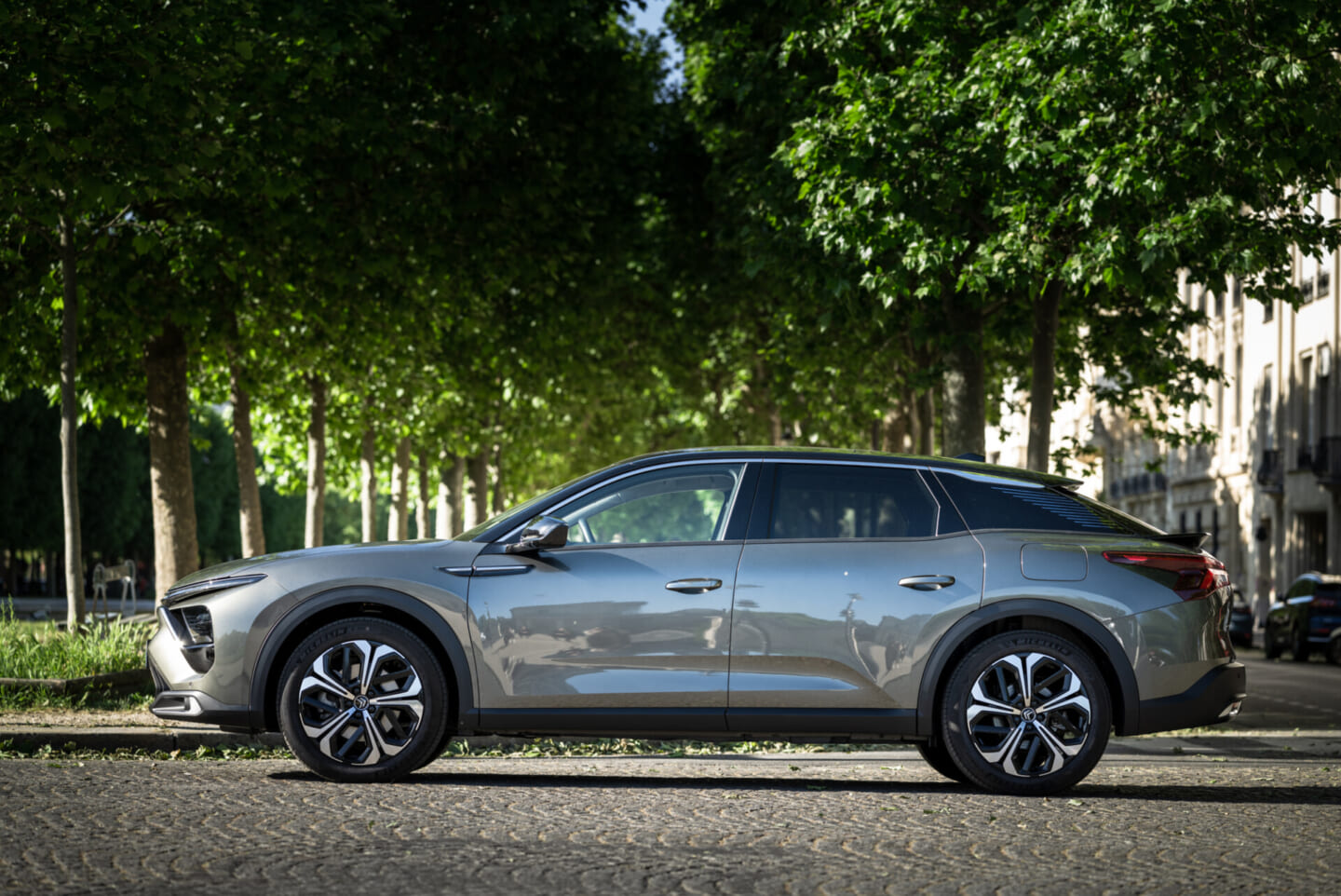 ブランドの新時代を、カラー＆マテリアルで刻む。 シトロエン「C5 X」日本人デザイナー、柳沢知恵氏インタビュー | AXIS Web | デザインの視点で、人間の可能性や創造性を伝えるメディア