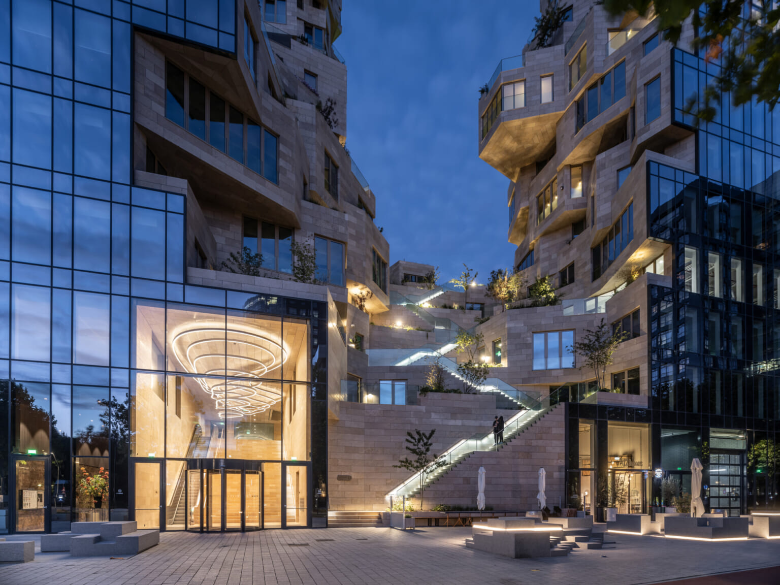 MVRDVが建築で自然の地形を表現した アムステルダムの複合ビル「Valley」 | AXIS Web | デザインの視点で、人間の可能性や創造性を伝えるメディア