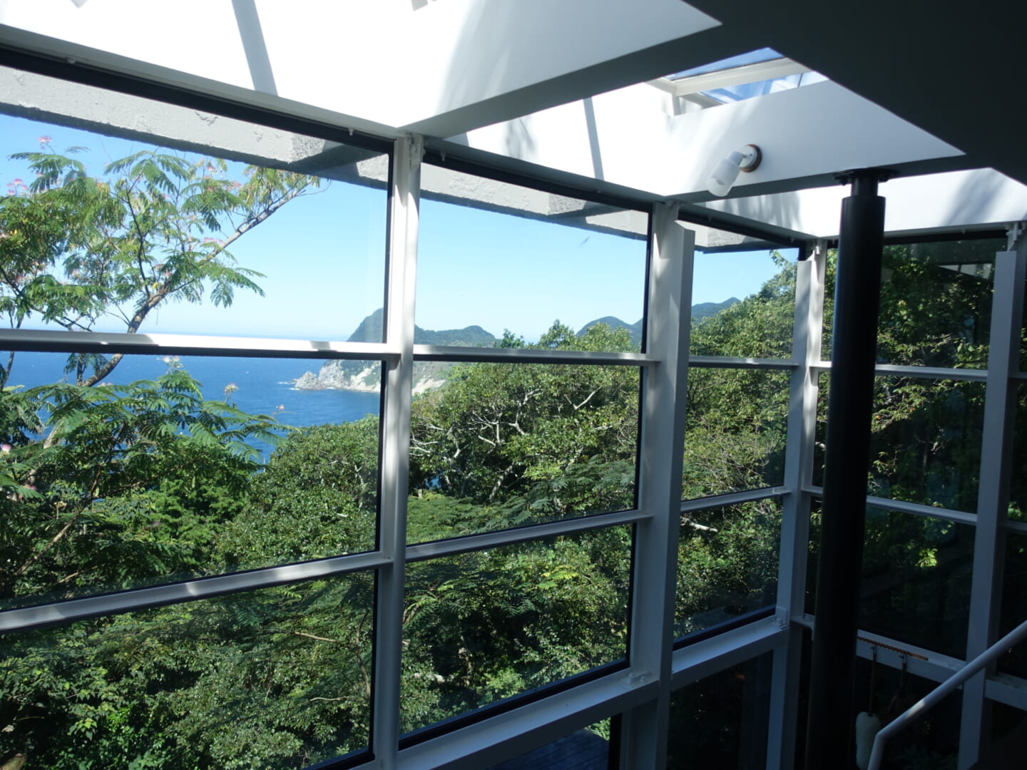 デザイン旅 モダニズム建築とダイソンと——Izu Cliff House | AXIS Web | デザインの視点で、人間の可能性や創造性を ...