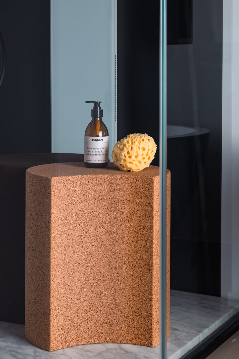 インテリアデザイナー Marco Cariniによる コルク製のバススツール「Vis-à-vis」 | AXIS Web | デザインの視点で ...