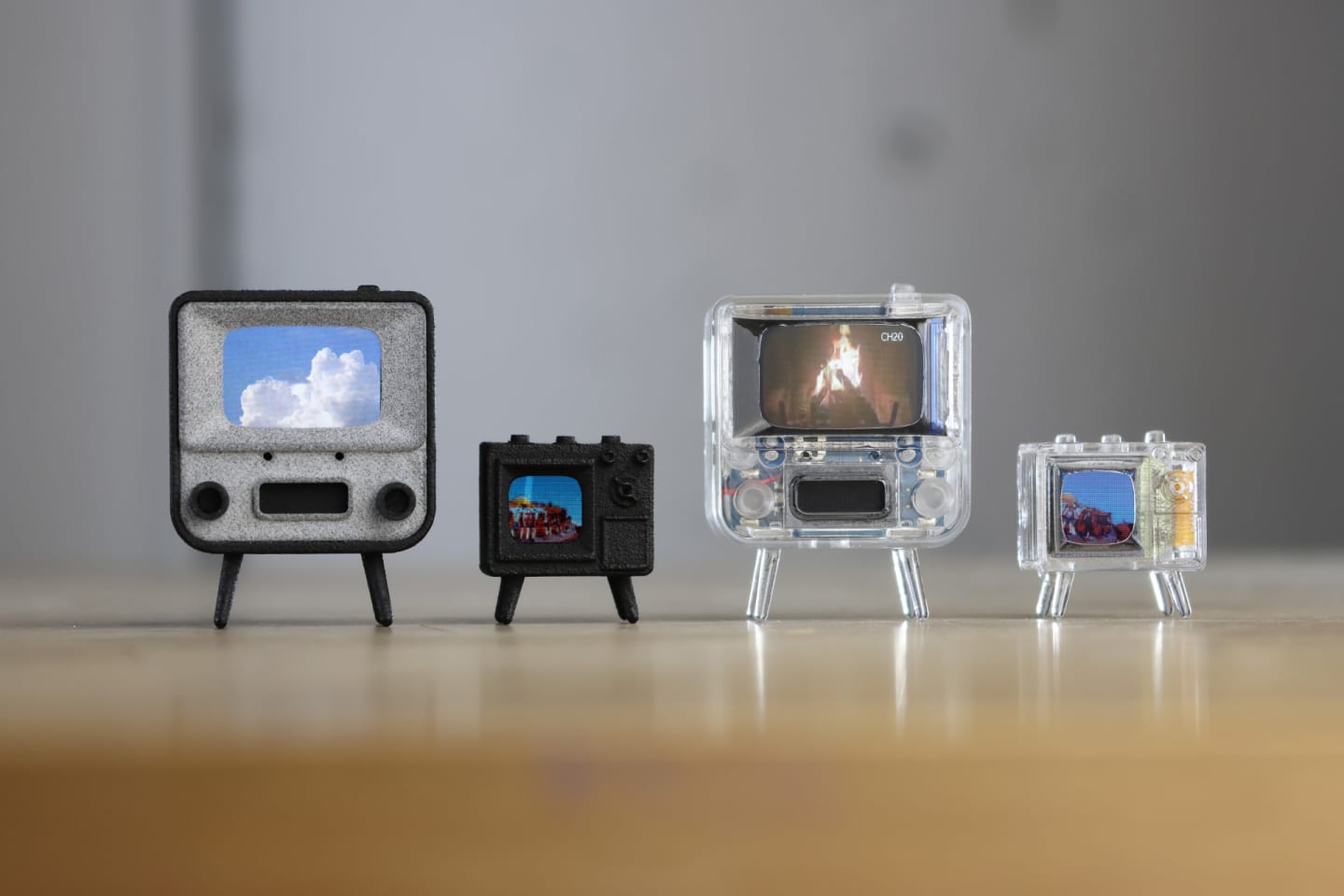 手のひらサイズできれいな映像が楽しめる 極小テレビ「TinyTV 2」「TinyTV Mini」 | AXIS Web | デザインの視点で、人間の可能性や創造性を伝えるメディア