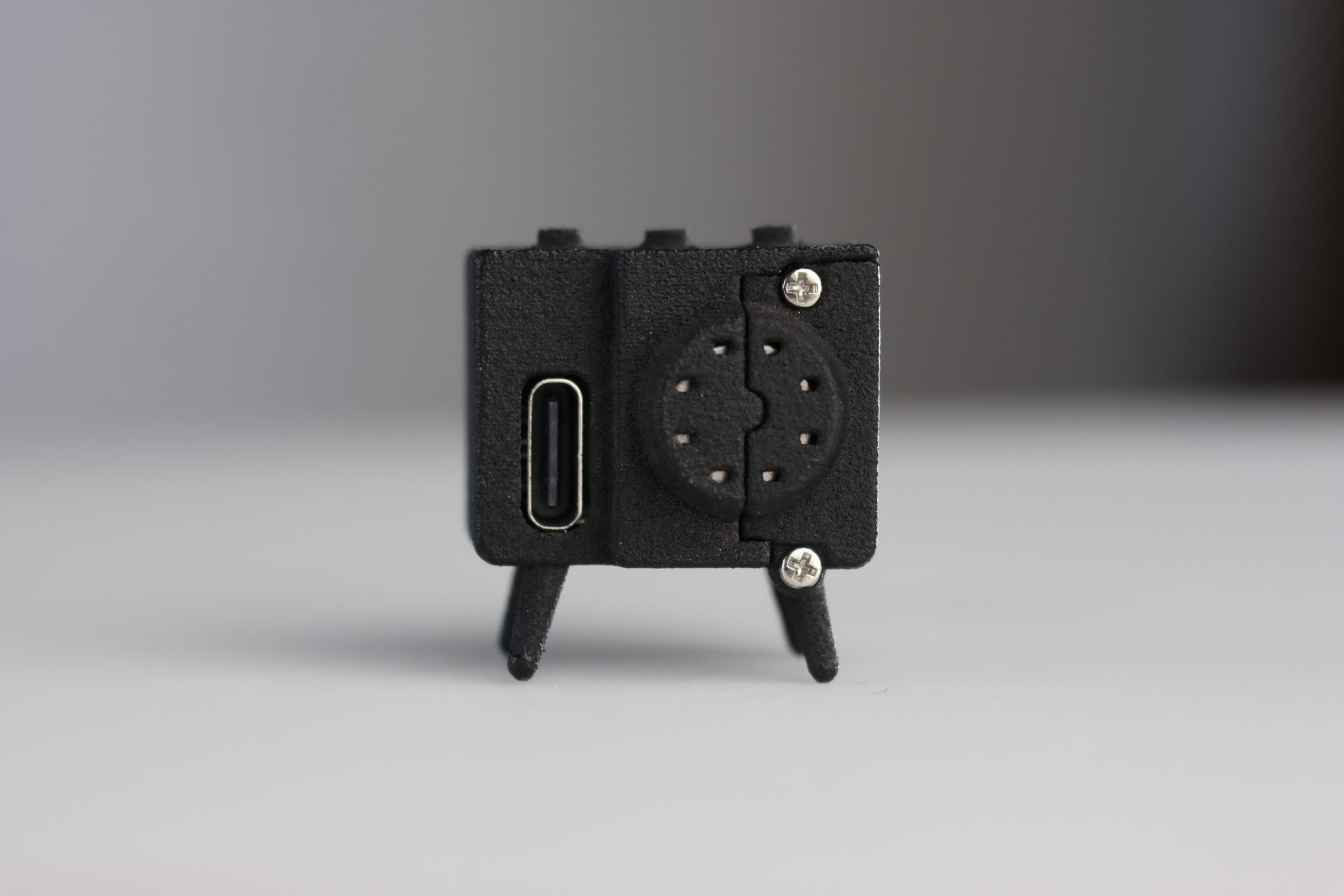 手のひらサイズできれいな映像が楽しめる 極小テレビ「TinyTV 2」「TinyTV Mini」 | AXIS Web | デザインの視点で、人間の可能性や創造性を伝えるメディア