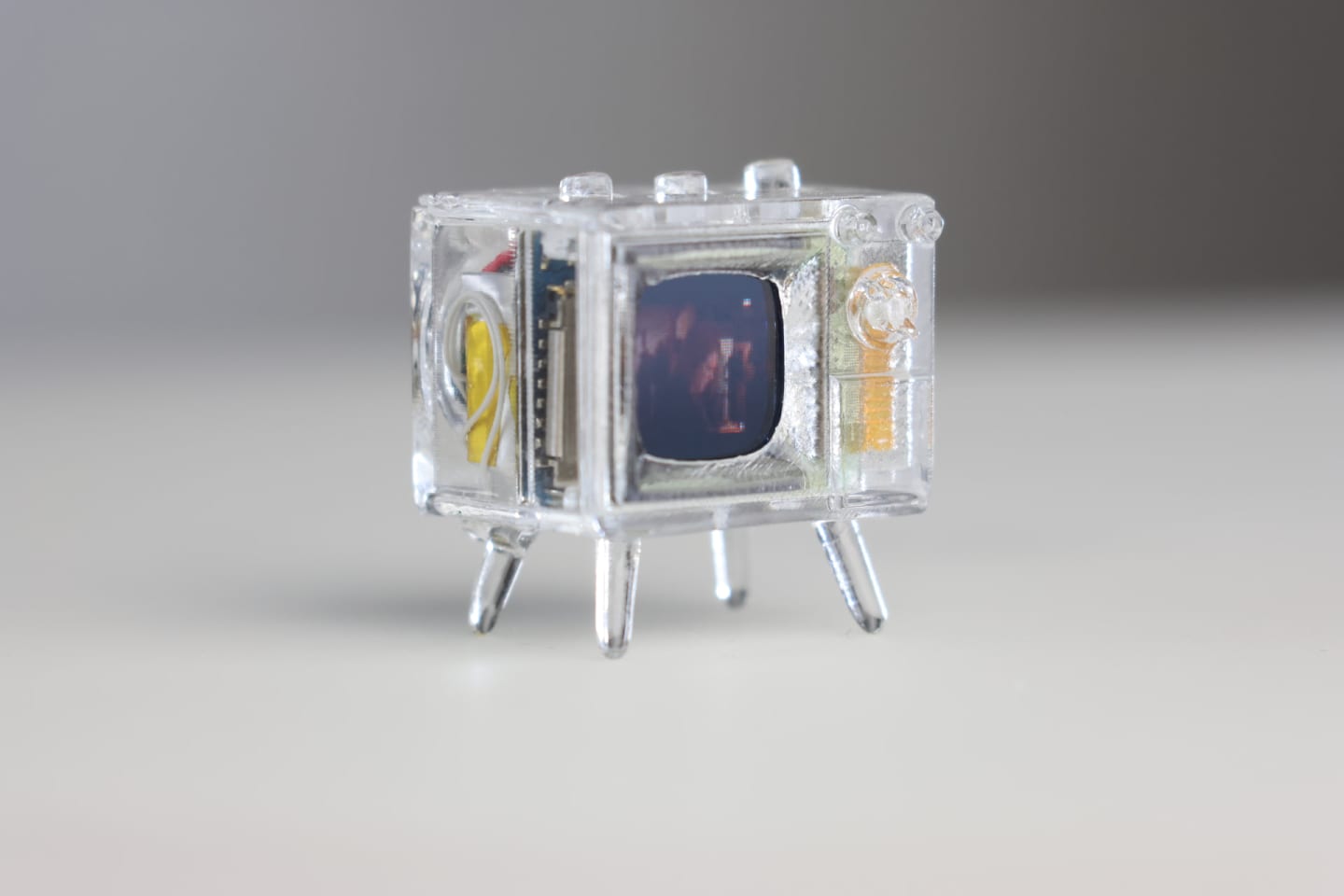 手のひらサイズできれいな映像が楽しめる 極小テレビ「TinyTV 2」「TinyTV Mini」 | AXIS Web | デザインの視点で、人間の可能性や創造性を伝えるメディア