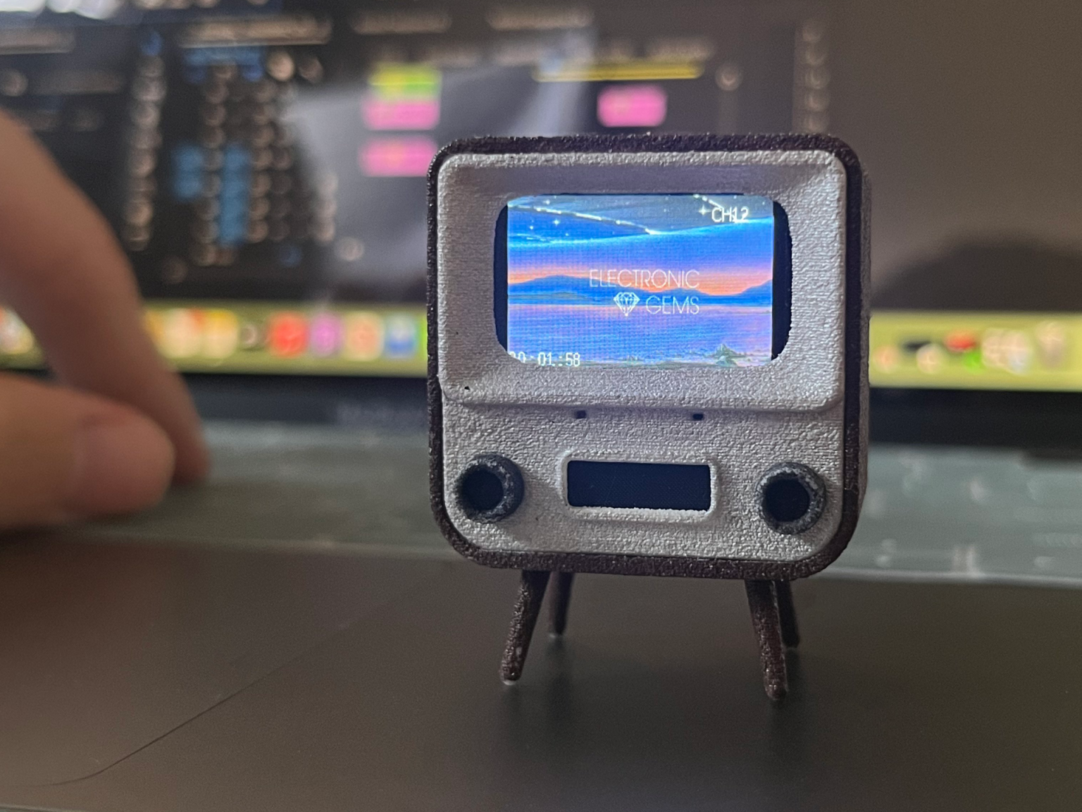 手のひらサイズできれいな映像が楽しめる 極小テレビ「TinyTV 2」「TinyTV Mini」 | AXIS Web | デザインの視点で、人間の可能性や創造性を伝えるメディア