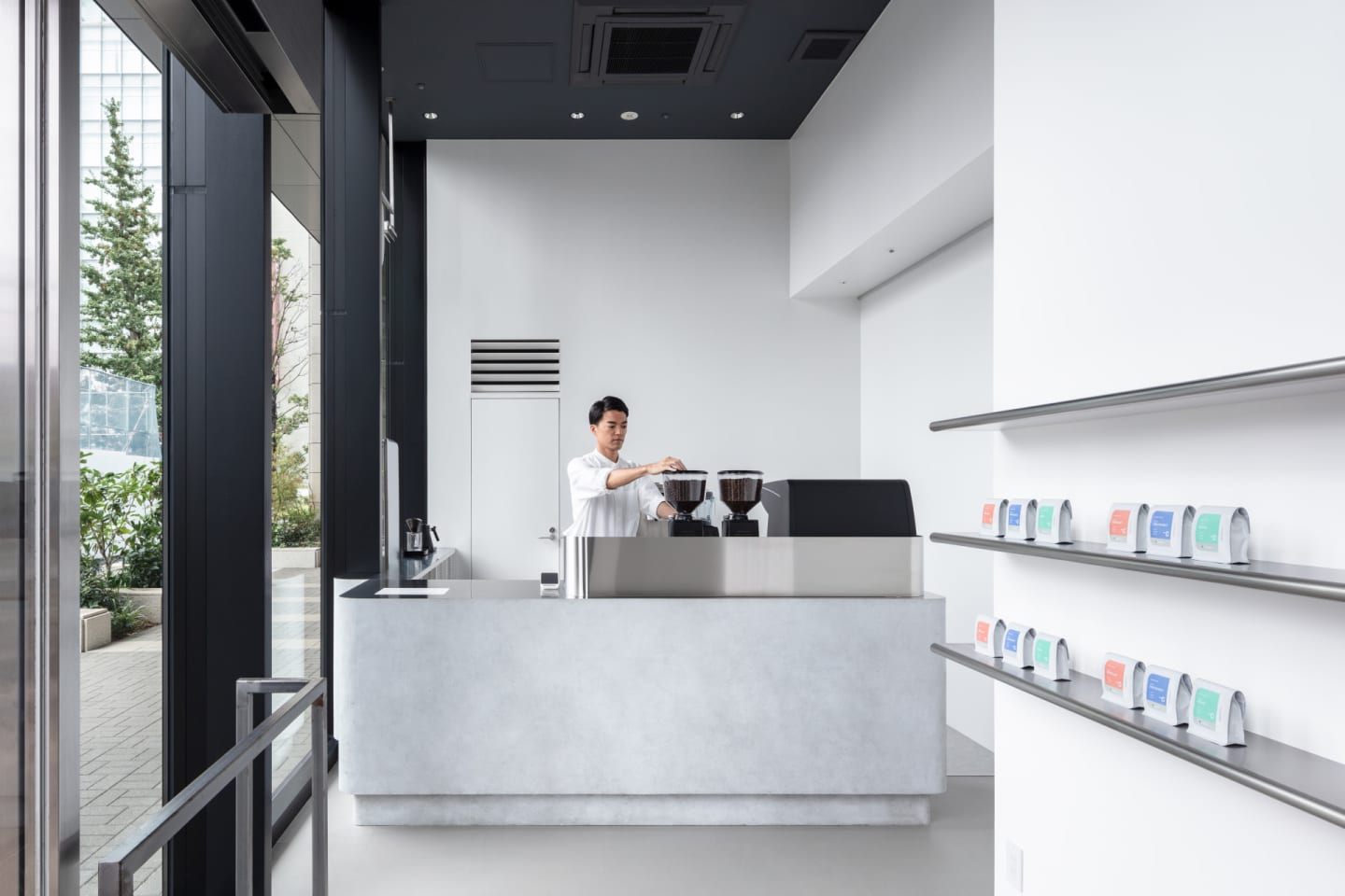 デザインオフィス イドがブランディングを手がけた「CHOOZE COFFEE」日本橋店 | AXIS Web | デザインの視点で、人間の可能性や創造性を伝えるメディア