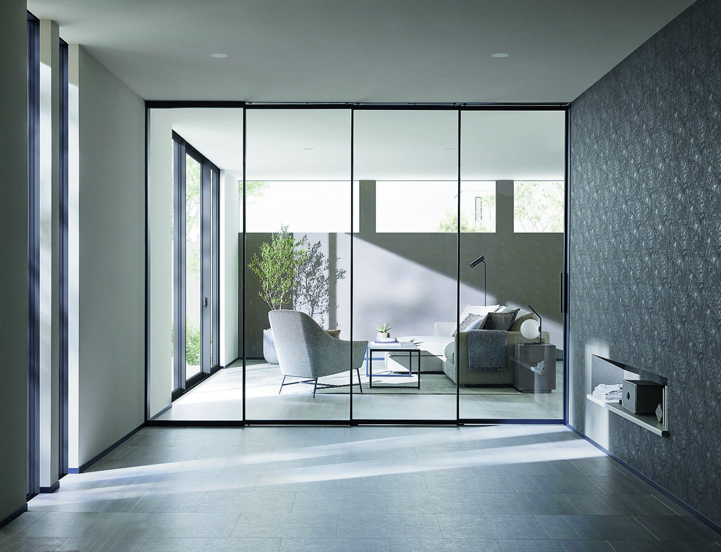 仕切りながら空間に開放感をもたらす LIXILのインテリア建材・ハイドアシリーズ 「Raffis」 | AXIS Web | デザインの視点で、人間の可能性や創造性を伝えるメディア