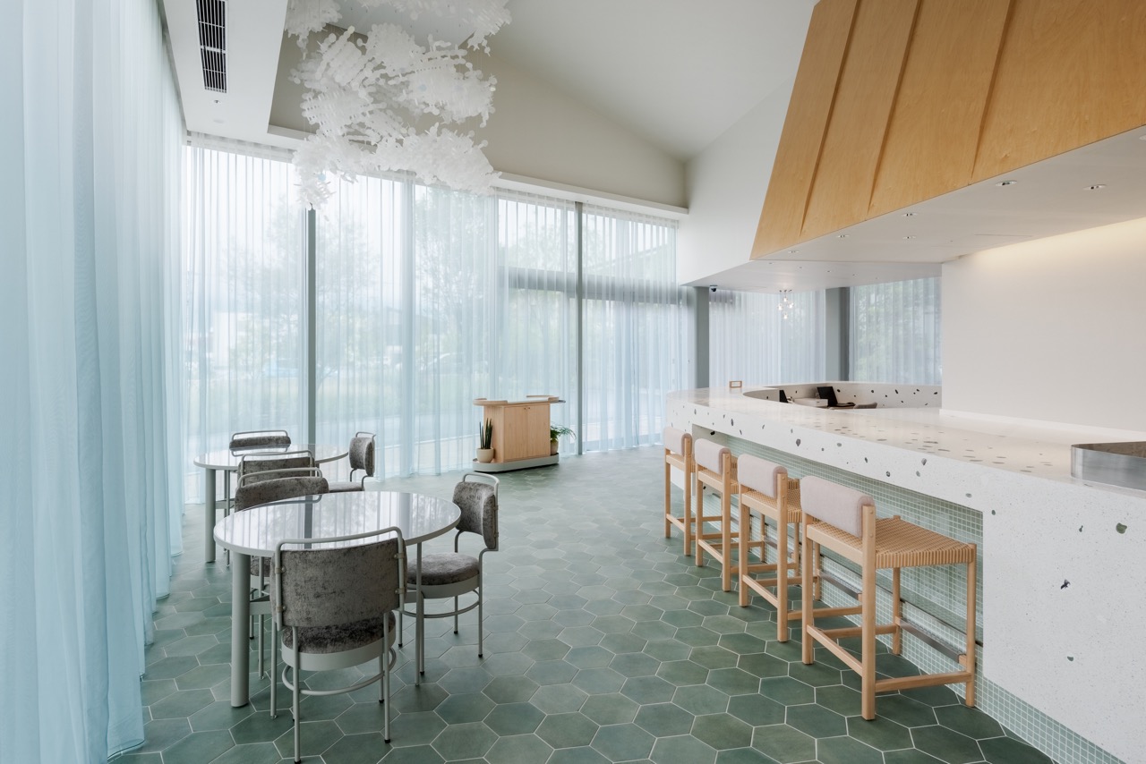 隈 研吾が設計した日本初のゼロエネルギーホテル 愛媛県西条市の「ITOMACHI HOTEL 0」 | AXIS Web | デザインの視点で、人間の可能性や創造性を伝えるメディア