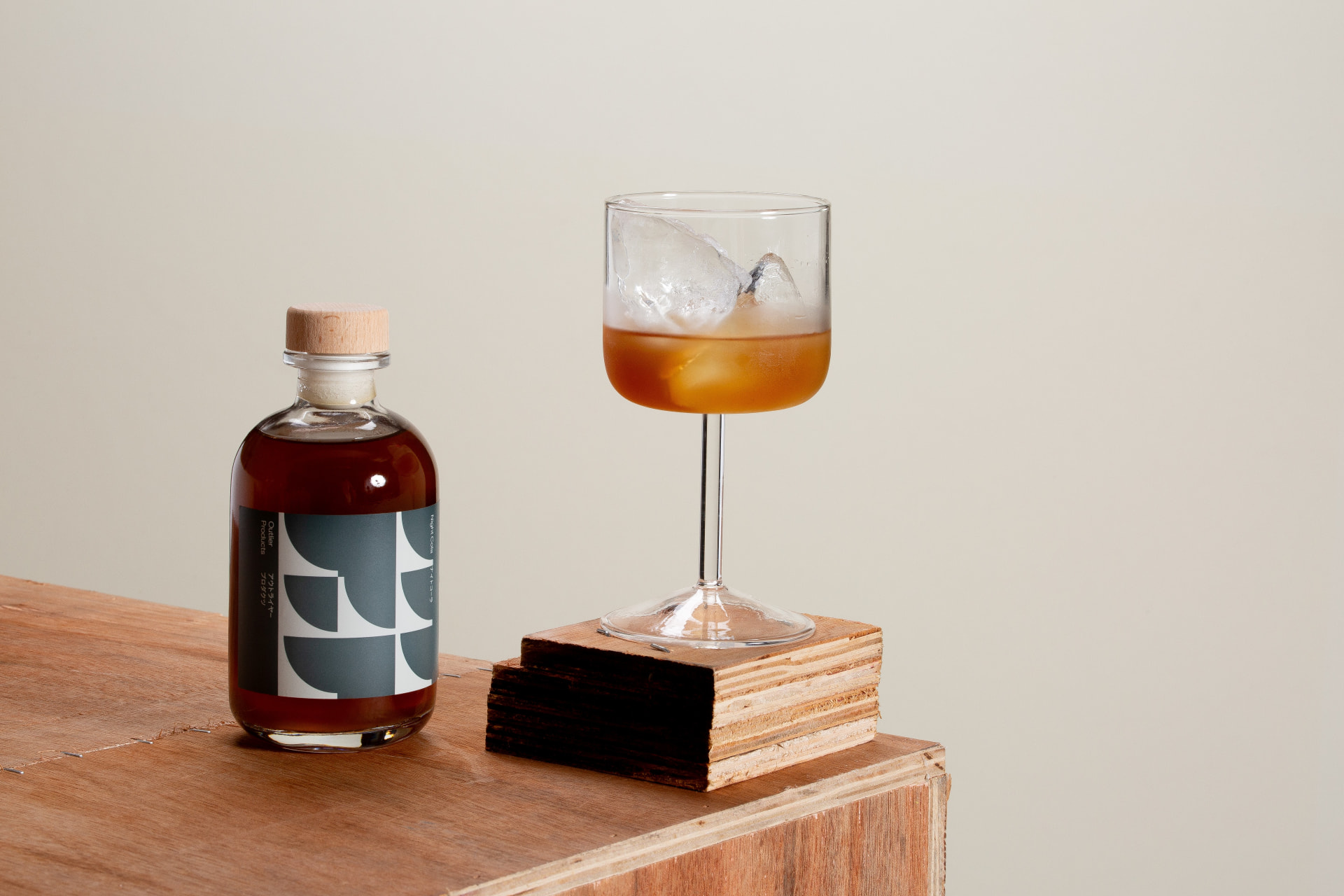 味と香りを緻密に設計した ハイエンドな蒸留コーラ「Outlier Cola」登場 | AXIS Web | デザインの視点で、人間の可能性や ...