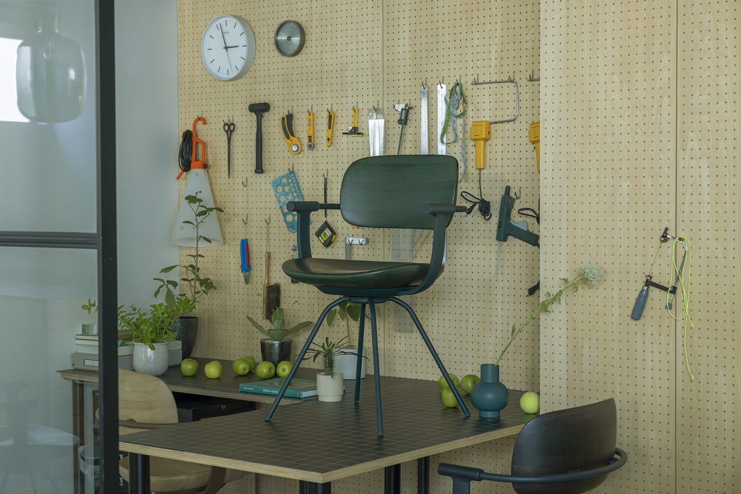 柴田文江デザインの新作チェア「vertebra03 WOOD」と ポータブルバッテリー「hako」が登場 | AXIS Web | デザインの視点で、人間の可能性や創造性を伝えるメディア