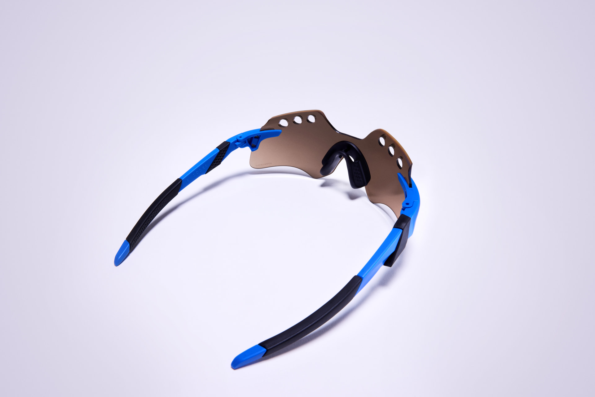 オークリーのアイウェア「Space Encoder」登場 製造ミスから生まれた未来的なデザイン | AXIS Web | デザインの視点で ...