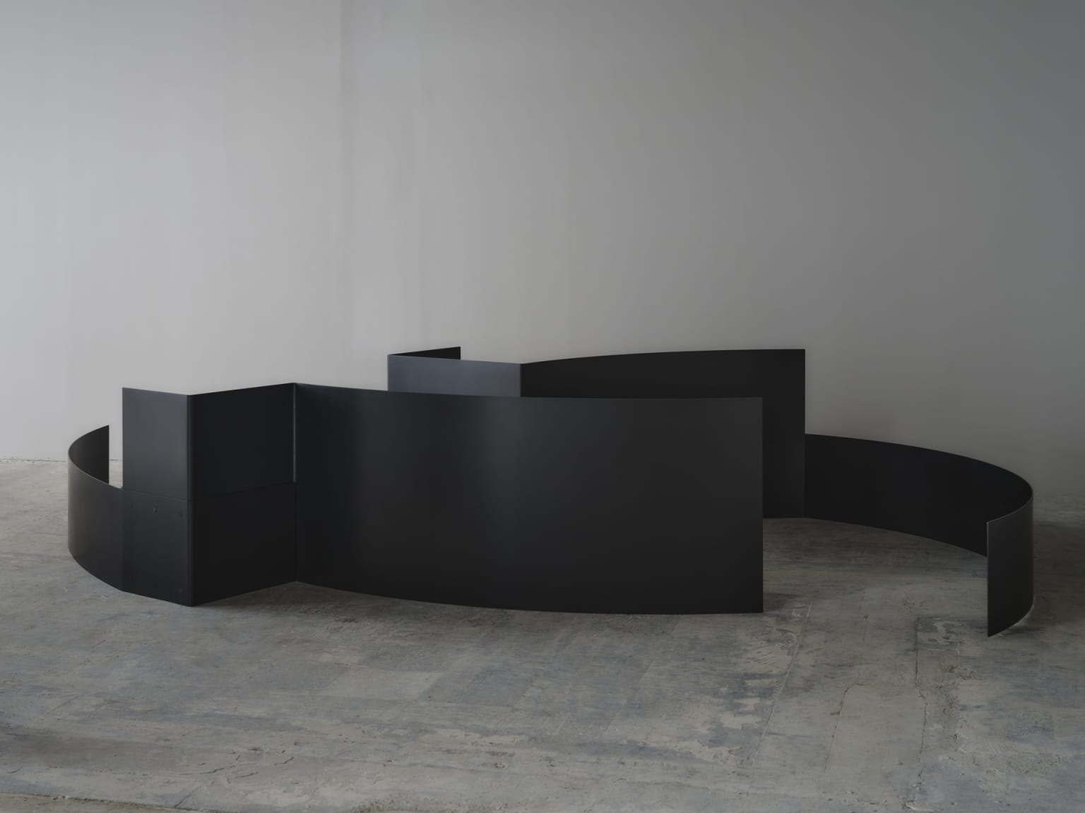 黒く発色するステンレス「ABEL BLACK」を用いた デザインプロジェクトをミラノデザインウィークで公開 | AXIS Web | デザインの視点で、人間の可能性や創造性を伝えるメディア