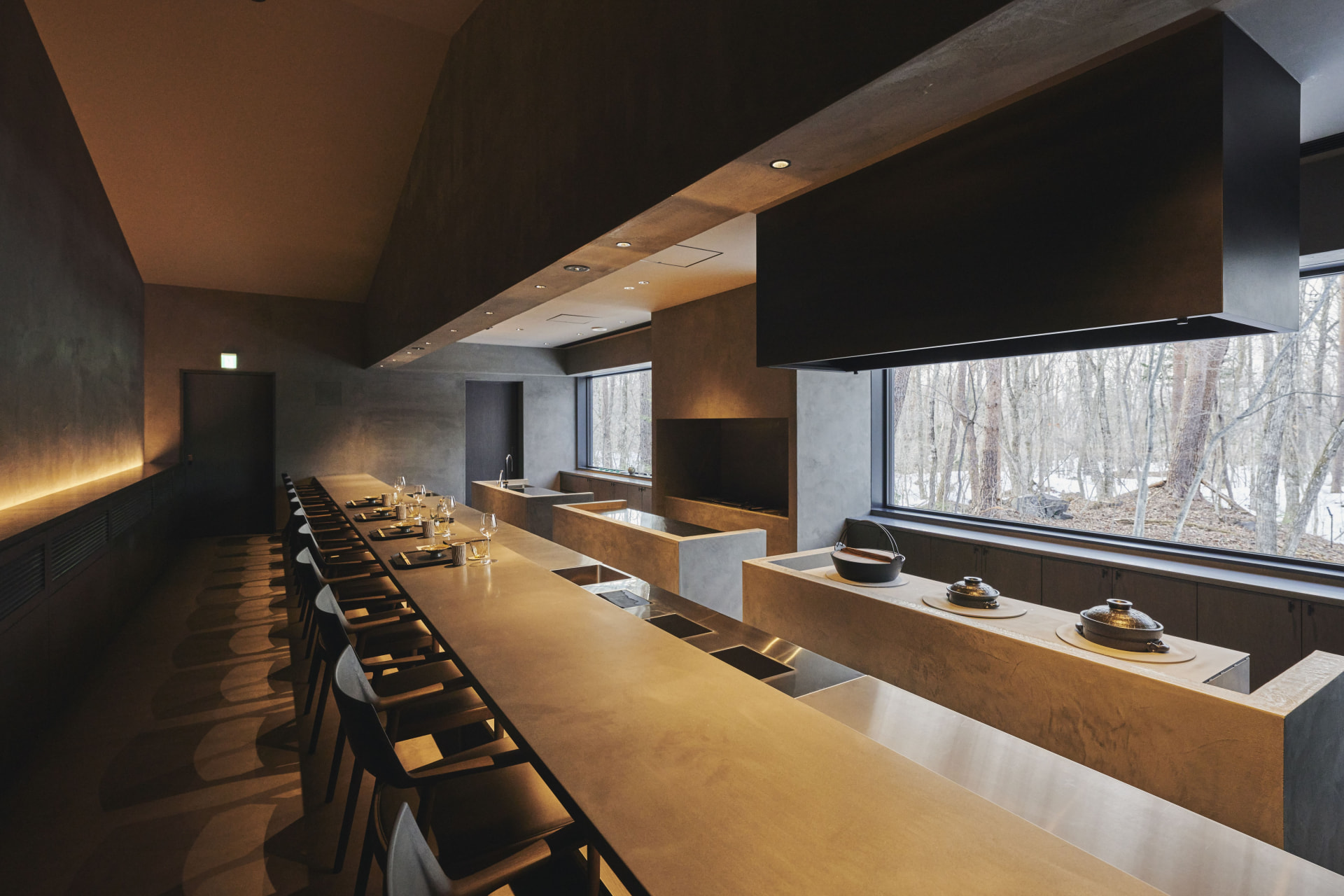 「NOT A HOTEL KITAKARUIZAWA IRORI」が開業 北軽井沢の自然に佇むガラス張りの建築 | AXIS Web | デザインの視点で、人間の可能性や創造性を伝えるメディア