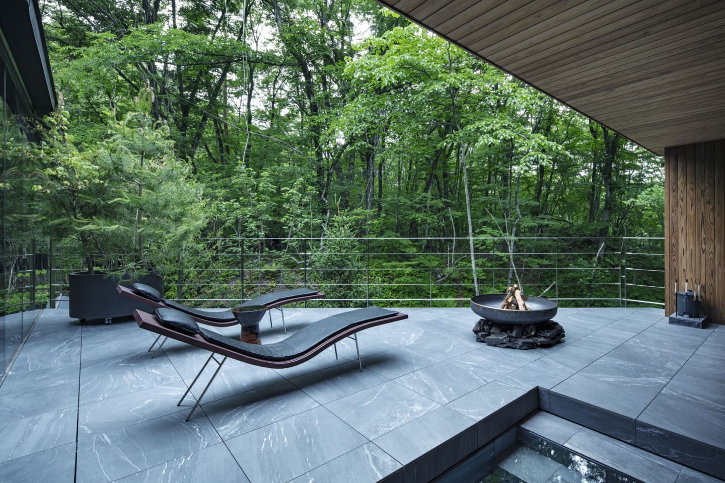 「NOT A HOTEL KITAKARUIZAWA IRORI」が開業 北軽井沢の自然に佇むガラス張りの建築 | AXIS Web | デザインの視点で、人間の可能性や創造性を伝えるメディア