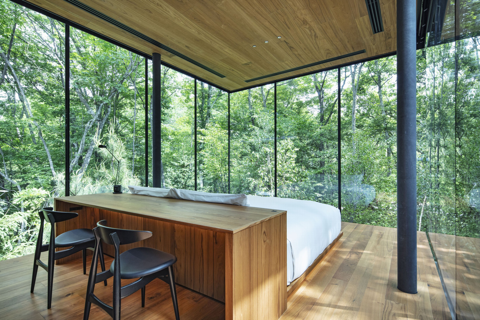 「NOT A HOTEL KITAKARUIZAWA IRORI」が開業 北軽井沢の自然に佇むガラス張りの建築 | AXIS Web | デザインの視点で、人間の可能性や創造性を伝えるメディア