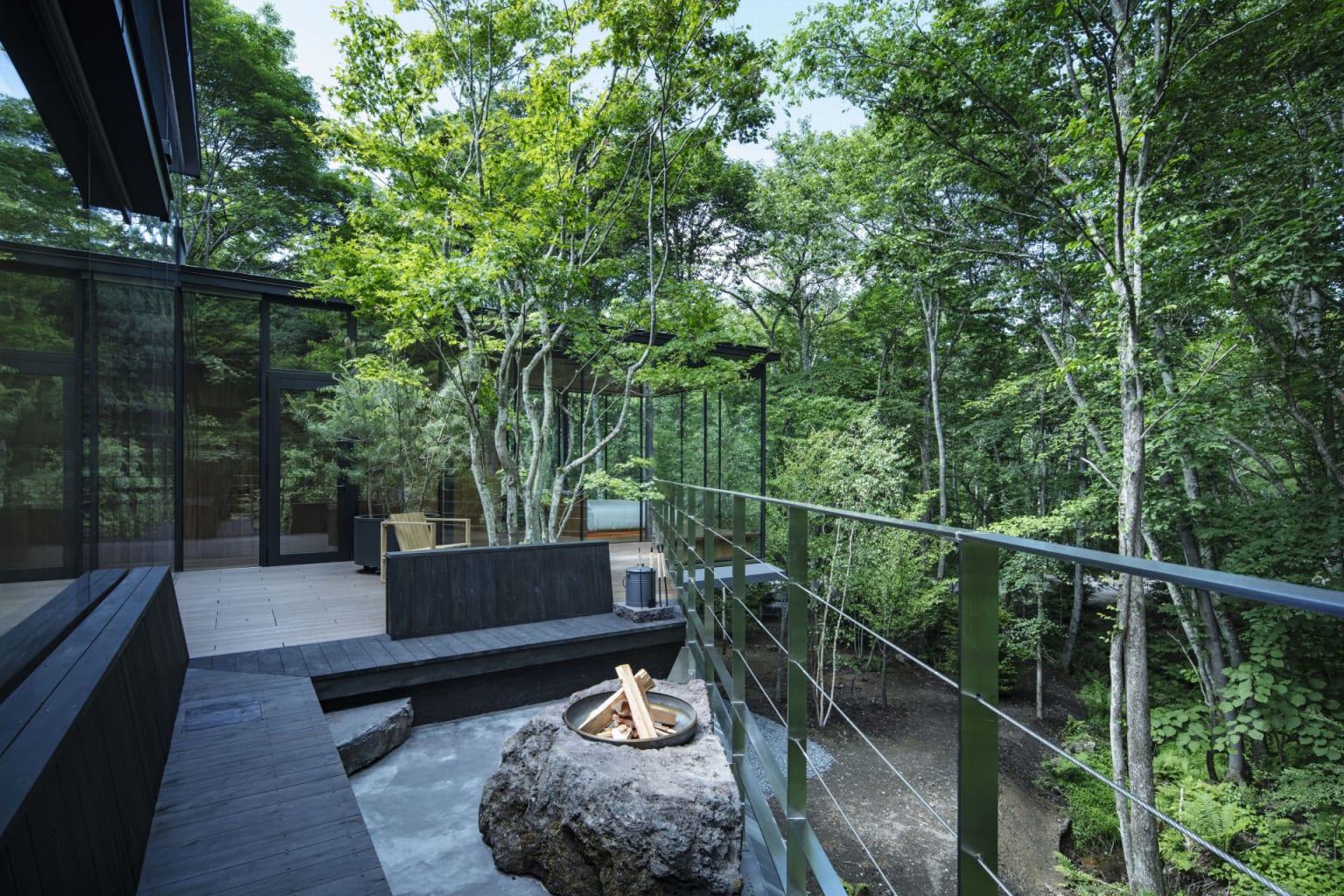 「NOT A HOTEL KITAKARUIZAWA IRORI」が開業 北軽井沢の自然に佇むガラス張りの建築 | AXIS Web | デザインの視点で、人間の可能性や創造性を伝えるメディア