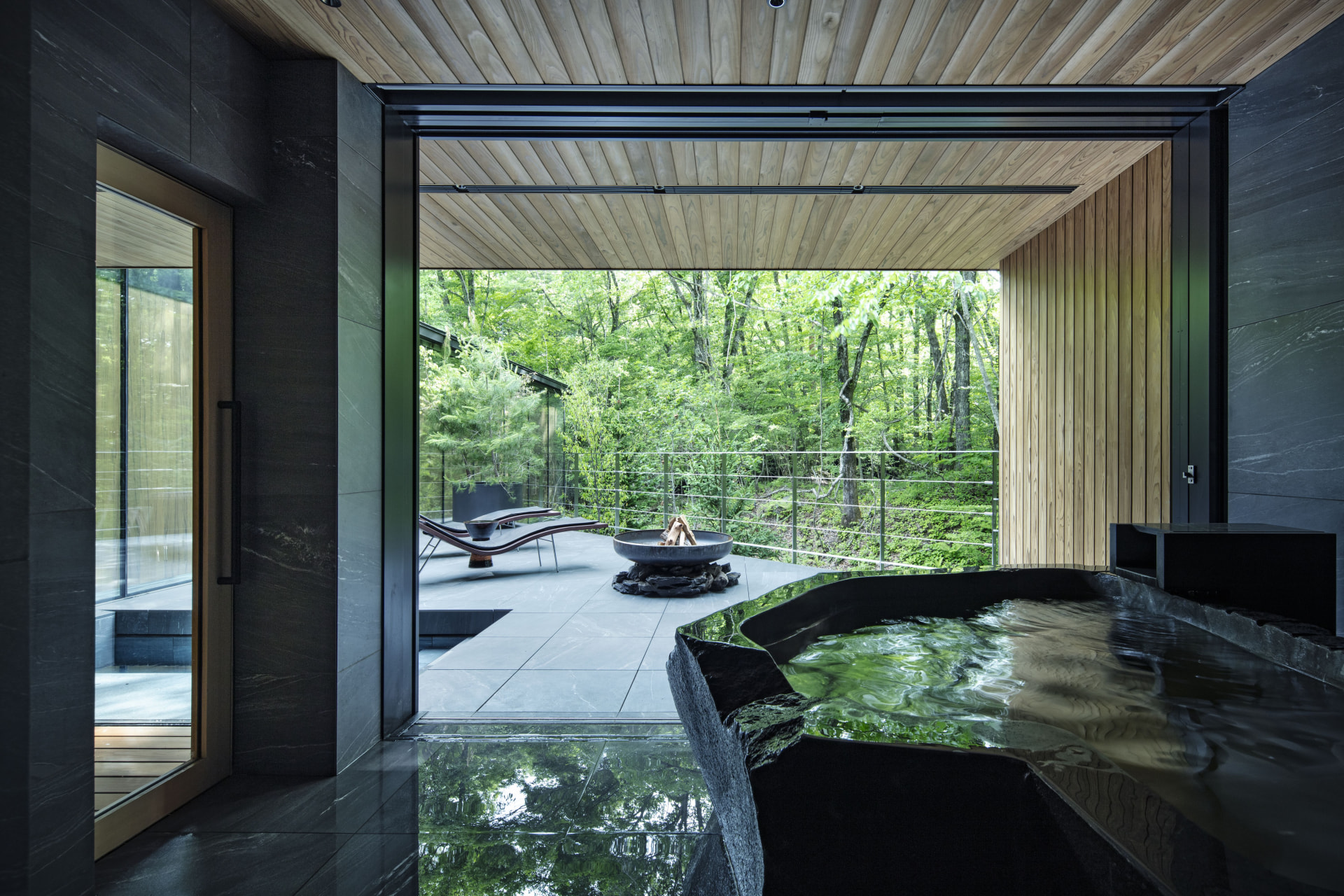 「NOT A HOTEL KITAKARUIZAWA IRORI」が開業 北軽井沢の自然に佇むガラス張りの建築 | AXIS Web | デザインの視点で、人間の可能性や創造性を伝えるメディア