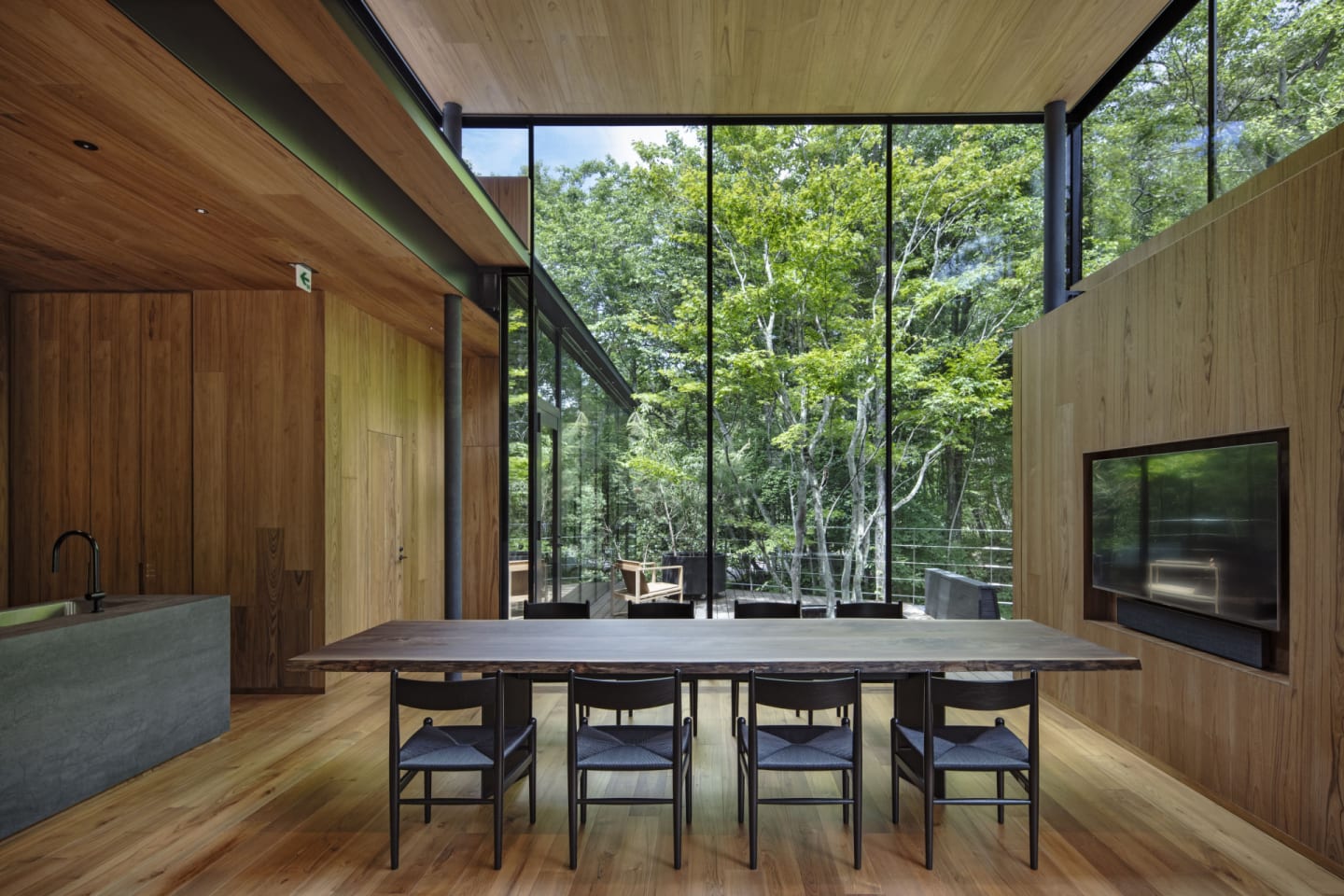 「NOT A HOTEL KITAKARUIZAWA IRORI」が開業 北軽井沢の自然に佇むガラス張りの建築 | AXIS Web | デザインの視点で、人間の可能性や創造性を伝えるメディア