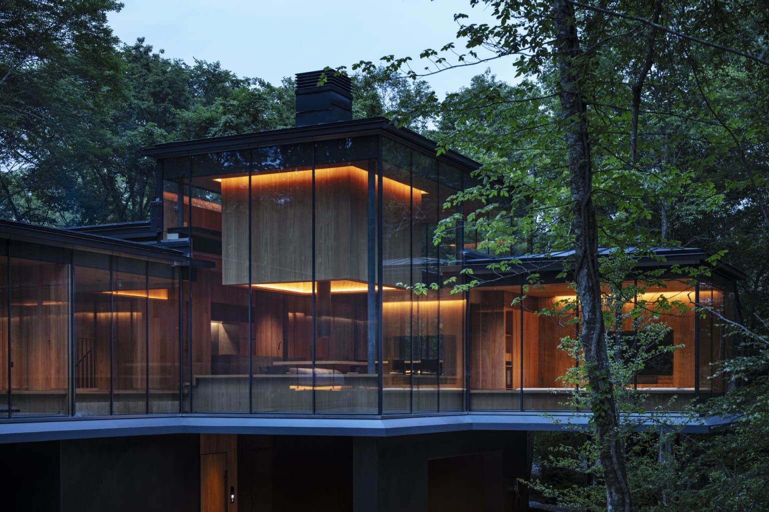 「NOT A HOTEL KITAKARUIZAWA IRORI」が開業 北軽井沢の自然に佇むガラス張りの建築 | AXIS Web | デザインの視点で、人間の可能性や創造性を伝えるメディア