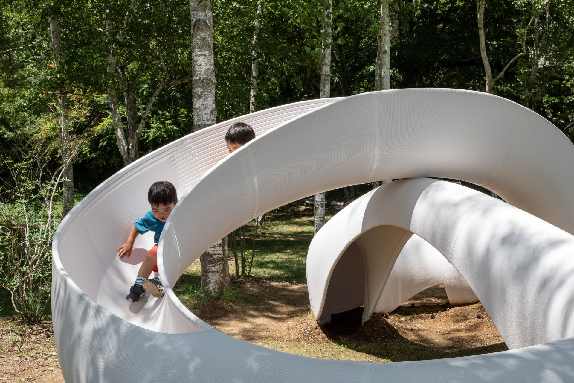 清春芸術村「こどものための建築プロジェクト」 VUILD 秋吉浩気が手がける、滑り台 「ホワイト・ループ」 | AXIS Web | デザインの視点で、人間の可能性や創造性を伝えるメディア