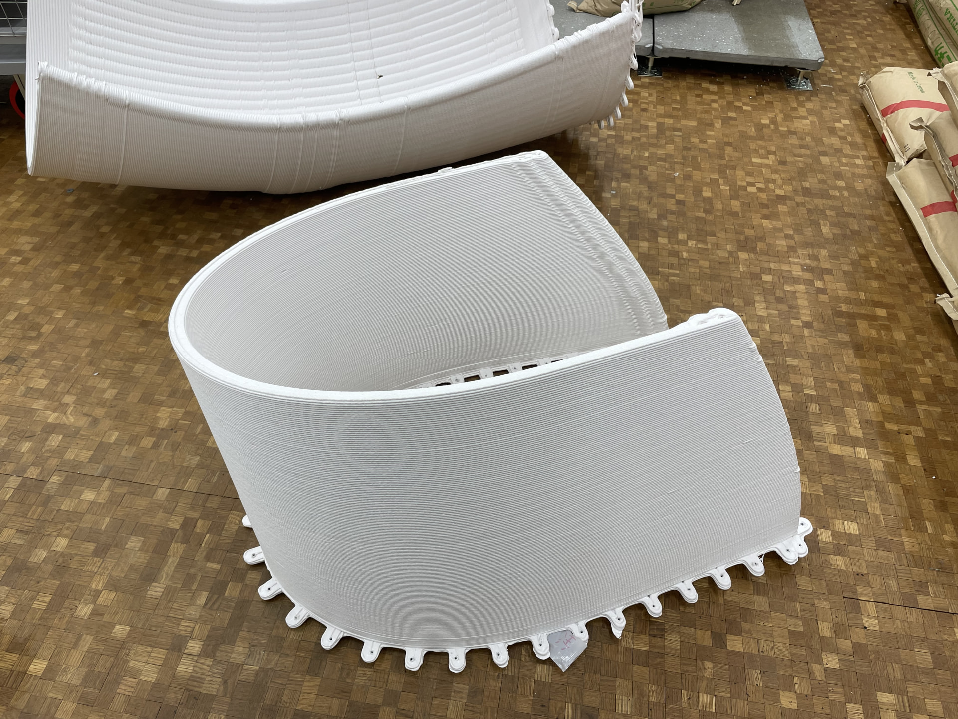 清春芸術村「こどものための建築プロジェクト」 VUILD 秋吉浩気が手がける、滑り台 「ホワイト・ループ」 | AXIS Web | デザインの視点で、人間の可能性や創造性を伝えるメディア