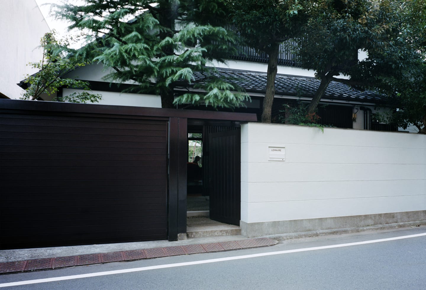 二階建ての日本家屋を改装した旗艦店 「LEMAIRE EBISU」がオープン | AXIS Web | デザインの視点で、人間の可能性や創造性を伝えるメディア