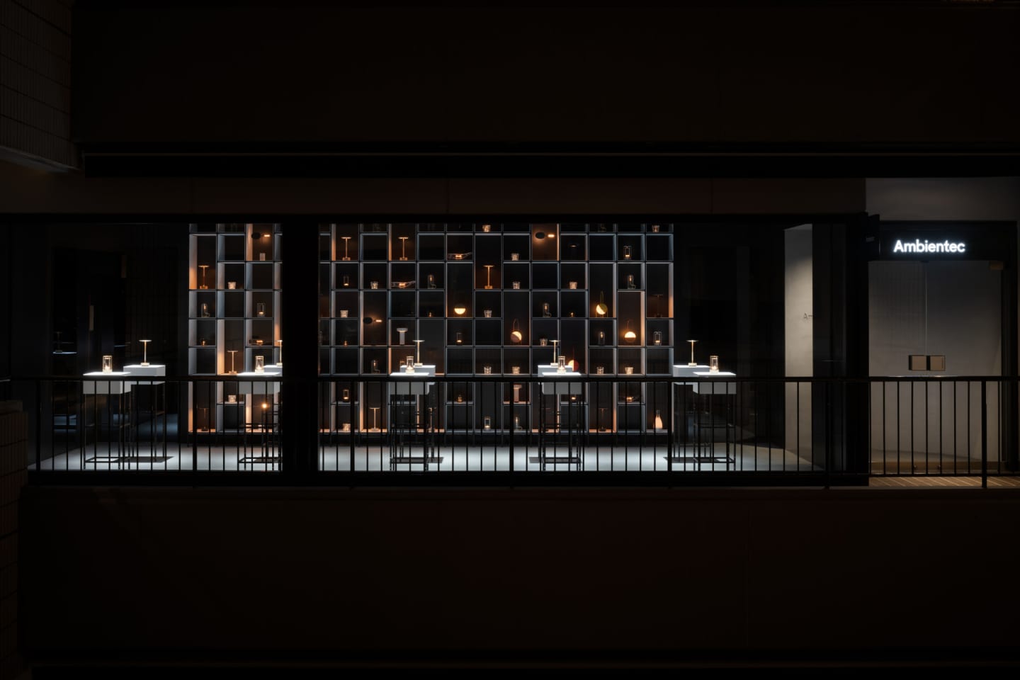「Ambientec」都内初の直営ギャラリーをオープン、新作展も開催 インテリアデザインは建築家・鬼木孝一郎が担当 | AXIS Web | デザインの視点で、人間の可能性や創造性を伝えるメディア