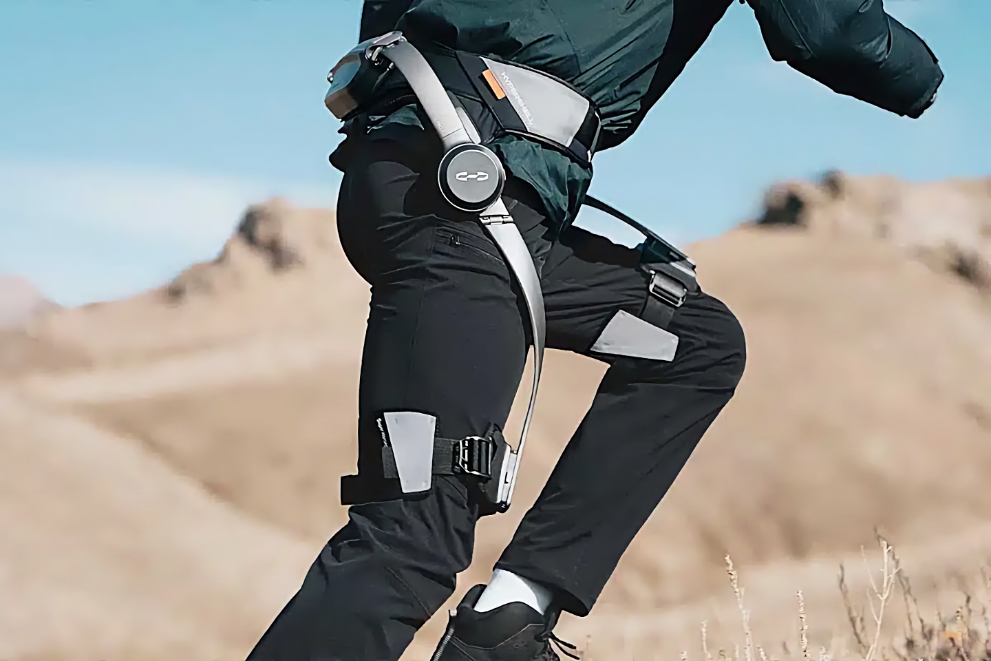 アウトドアからリハビリまでカバーする スタイリッシュな外骨格「Hypershell Xシリーズ」 | AXIS Web | デザインの視点で、人間の可能性や創造性を伝えるメディア